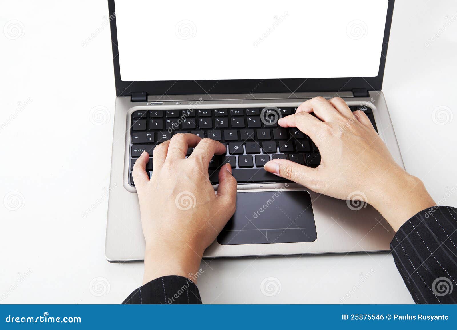 Mani Occupate Che Digitano Sul Computer Portatile Fotografia Stock ...