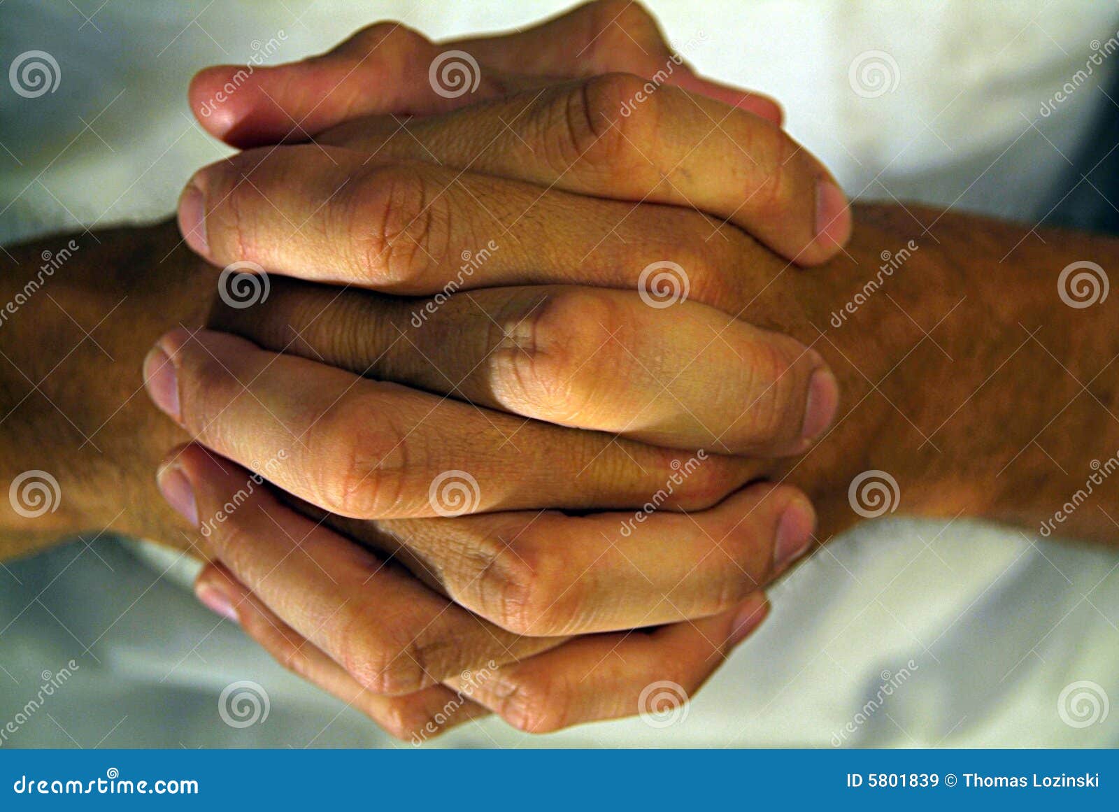 Mani piegate immagine stock. Immagine di intrecciato, concetto - 5801839