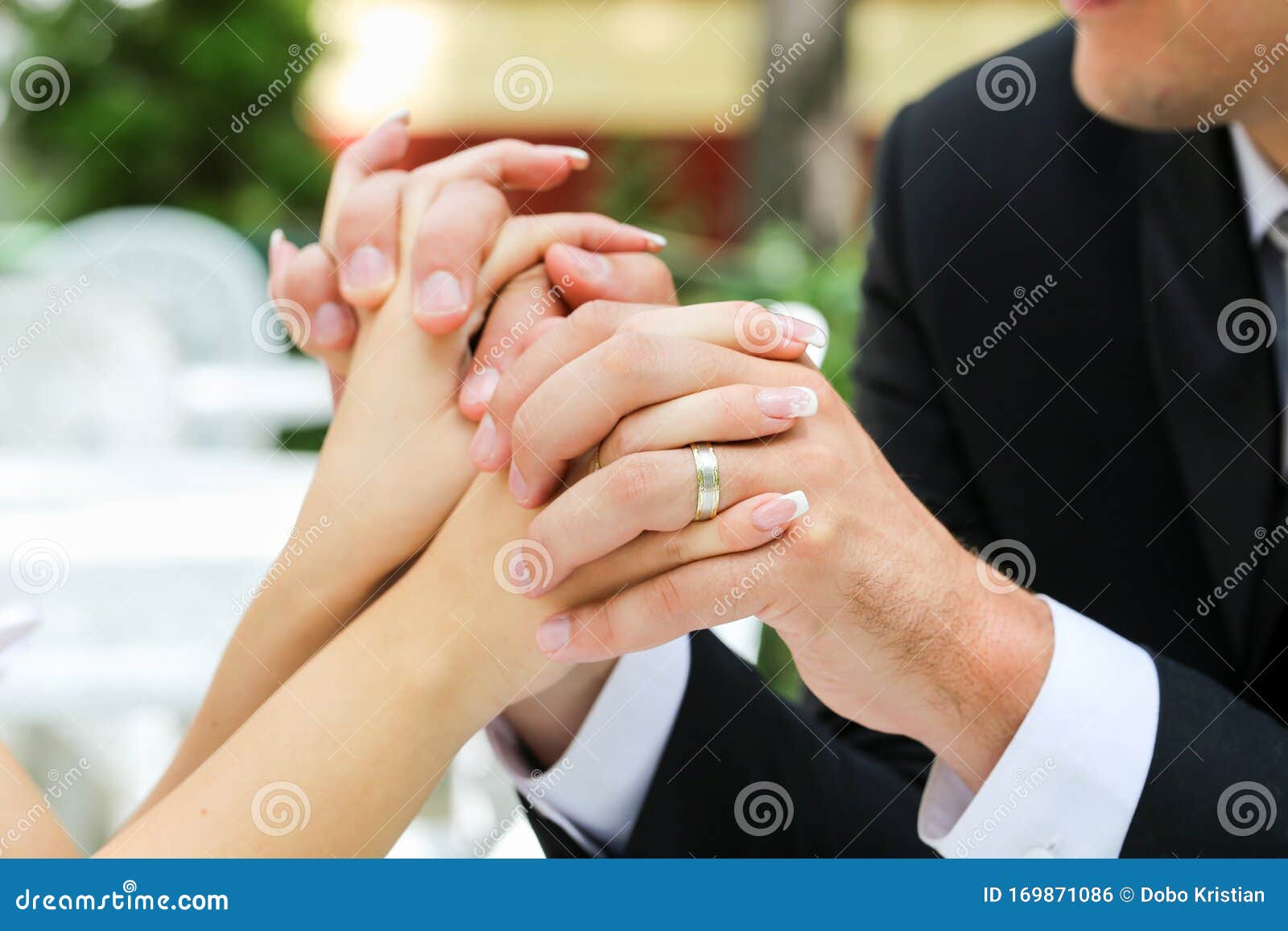 Mani Strette Di Sposa E Sposo Fotografia Stock - Immagine di marito ...