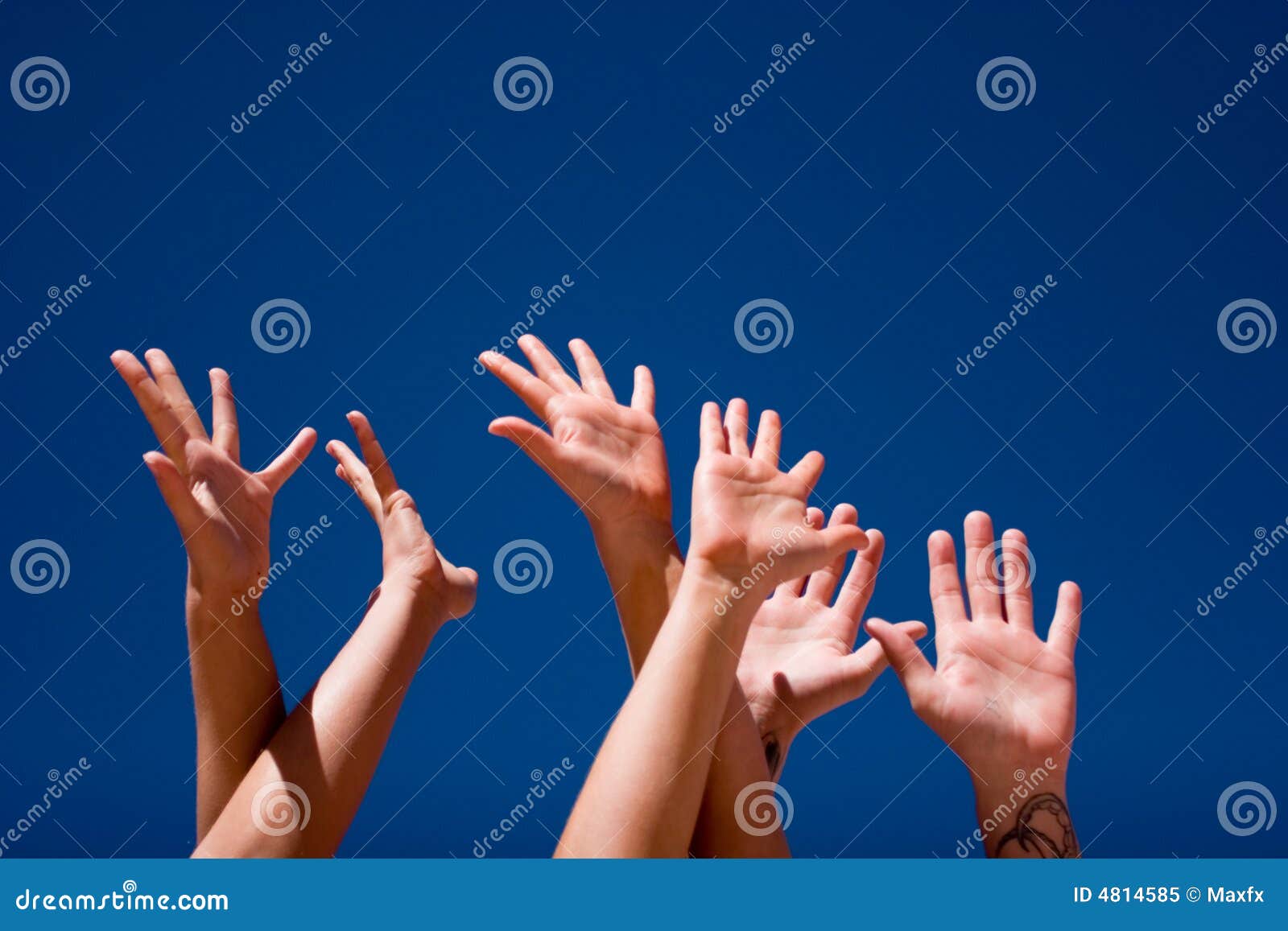 Mani in su nell'aria immagine stock. Immagine di tenuta - 4814585