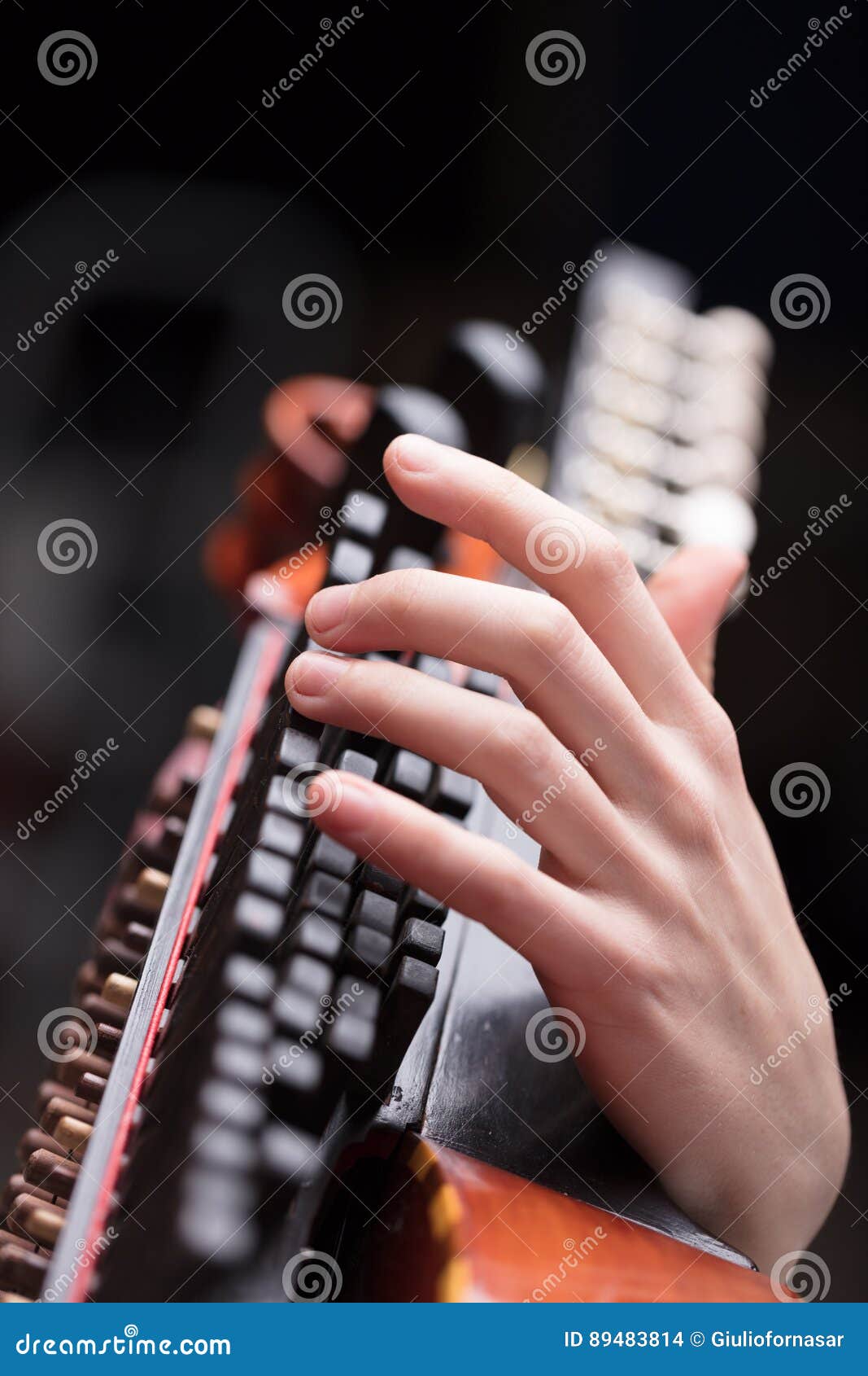 Mani Su Uno Strumento Musicale Barrocco Fotografia Stock - Immagine di ...