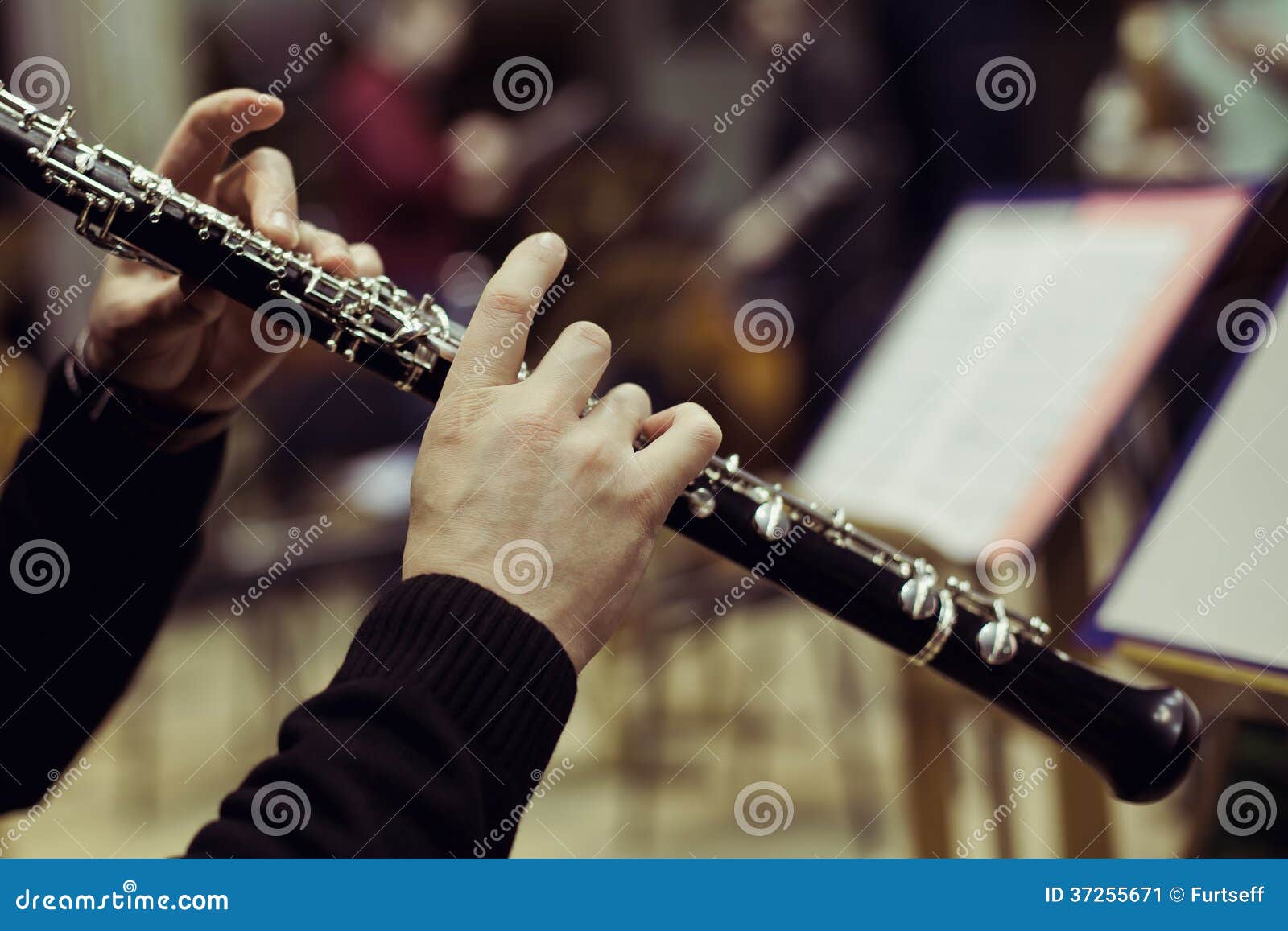 Mani Umane Che Giocano L'oboe Immagine Stock - Immagine di jazz ...