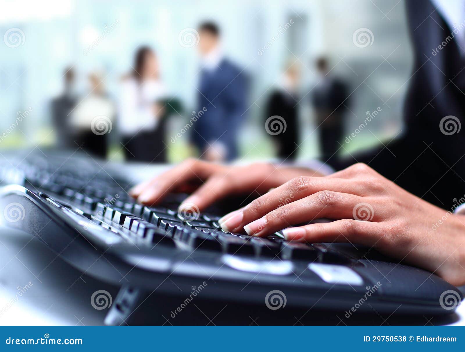 Mani Umane Che Lavorano Al Computer Portatile Sull'ufficio Fotografia ...