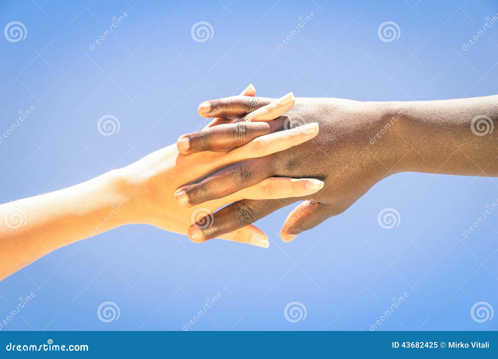 Mani Umane Interrazziali Che Attraversano Le Dita Per Amicizia Ed Amore ...