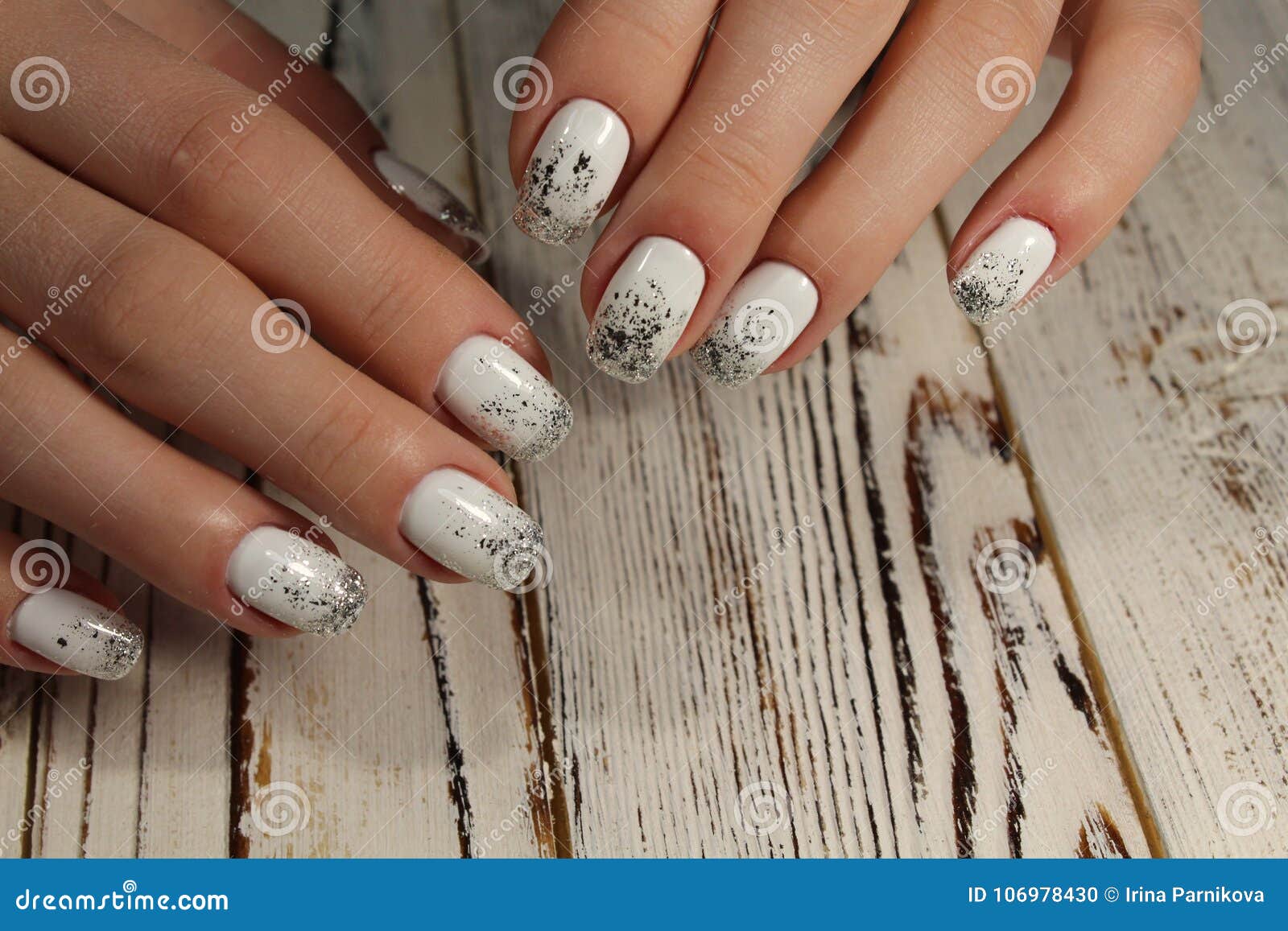 Manicura blanca de moda foto de archivo. Imagen de brillante - 106978430