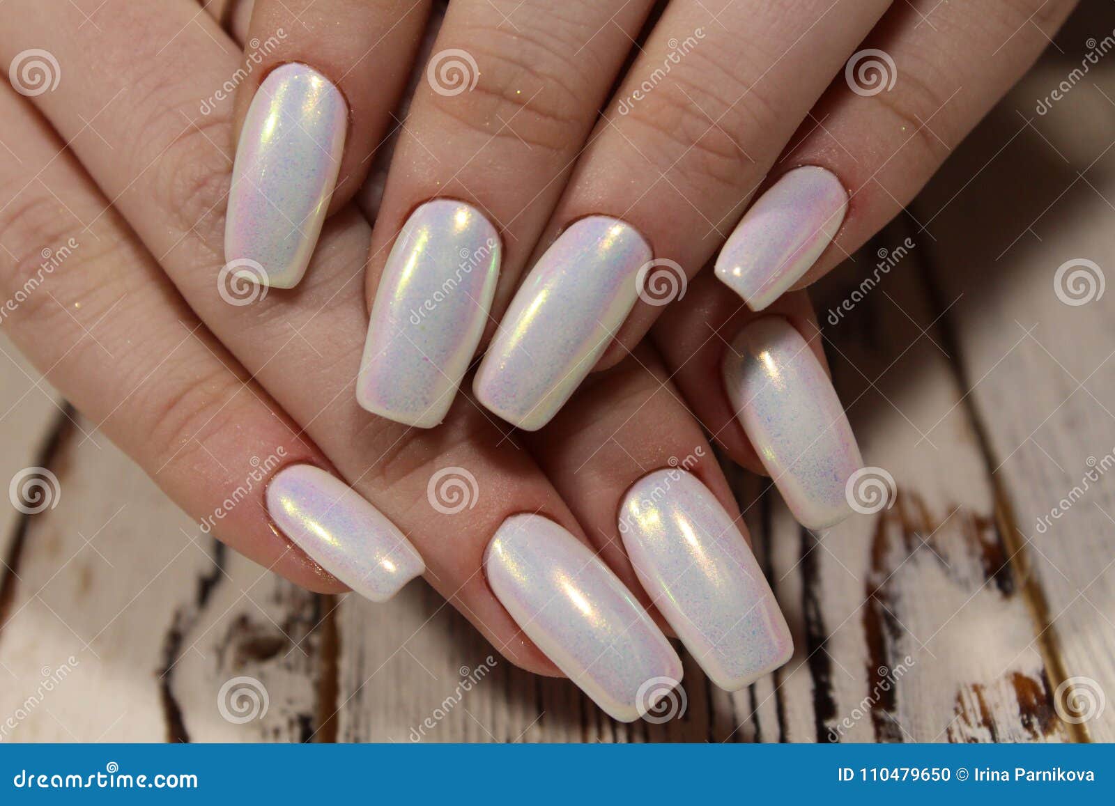 Manicura blanca de moda foto de archivo. Imagen de mujer - 110479650