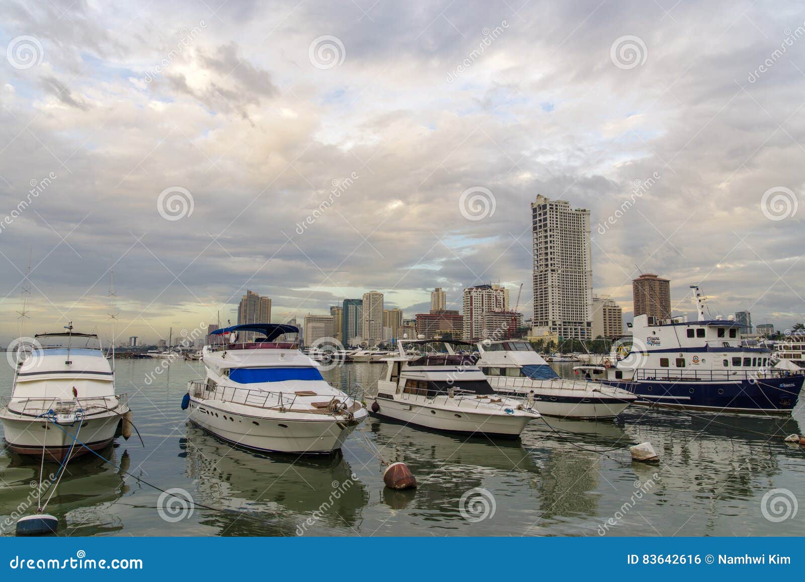 Manila Bay at Harbor Square Editorial Photo - Image of philippines ...