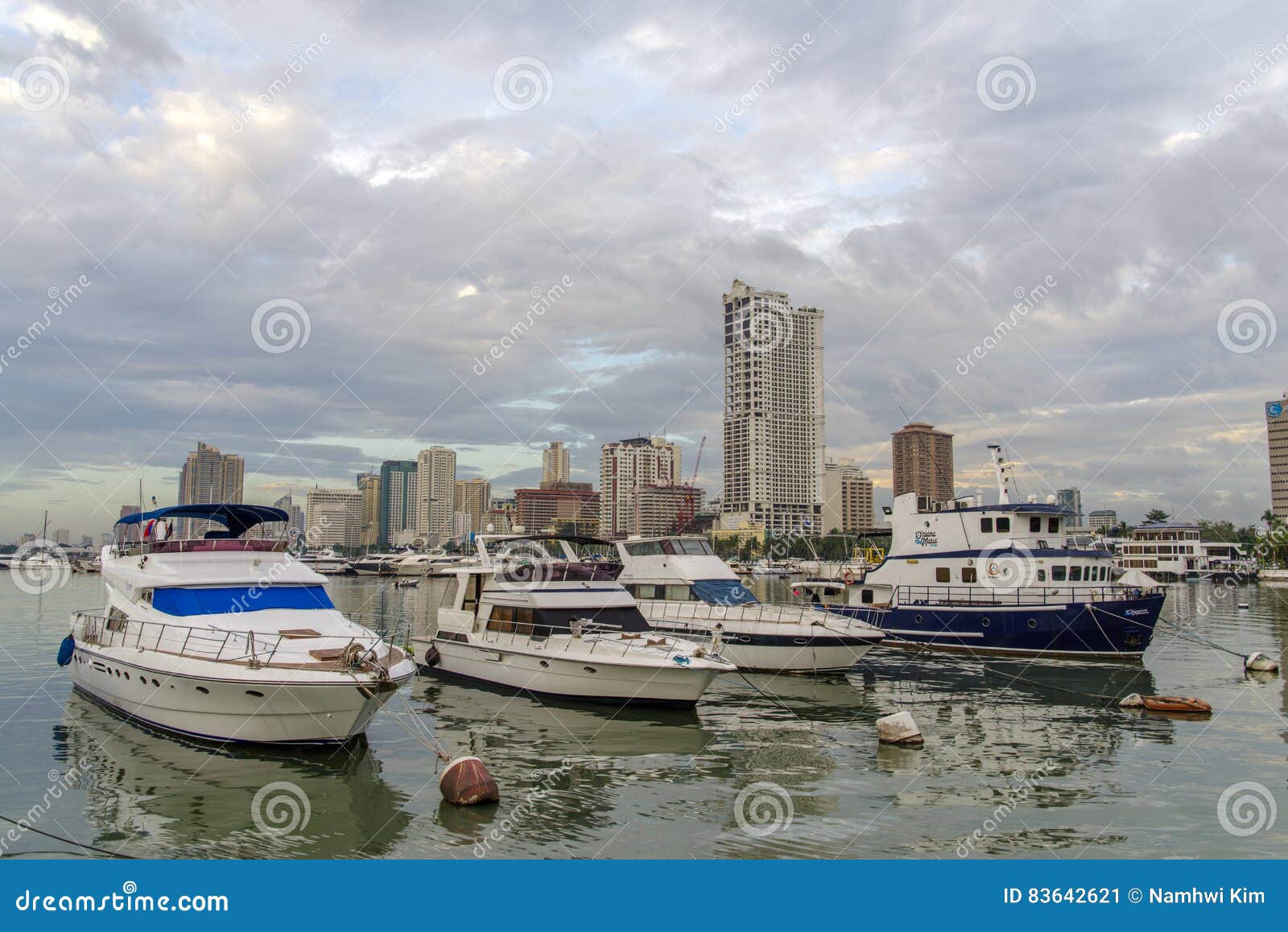 Manila Bay at Harbor Square Editorial Photo - Image of channel, marina ...