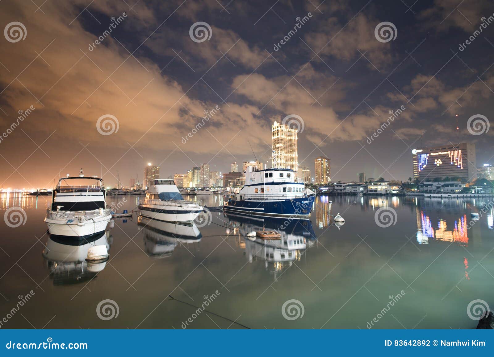 Manila Bay at Harbor Square Editorial Photography - Image of watercraft ...