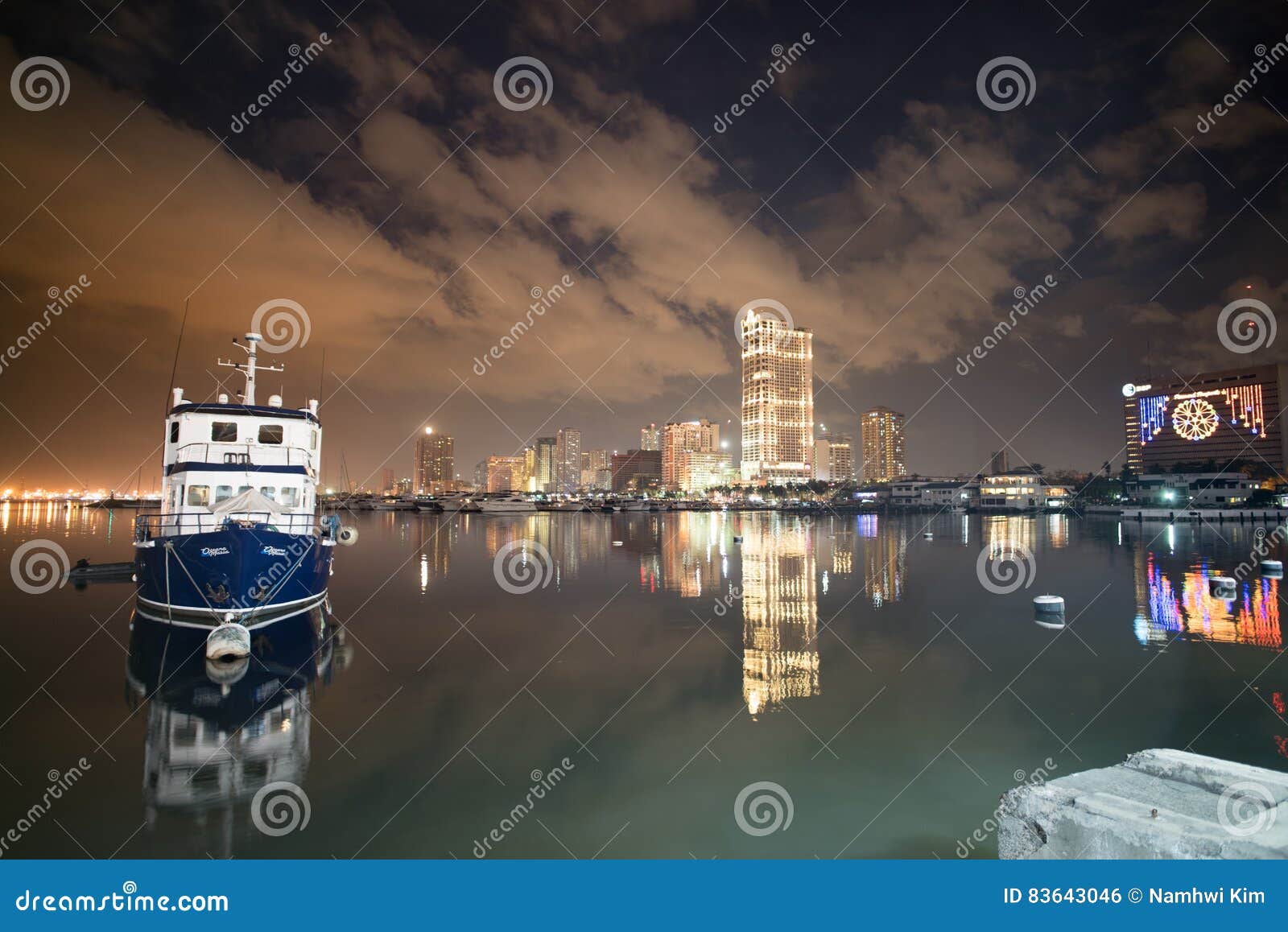 Manila Bay at Harbor Square Editorial Photo - Image of dawn, downtown ...