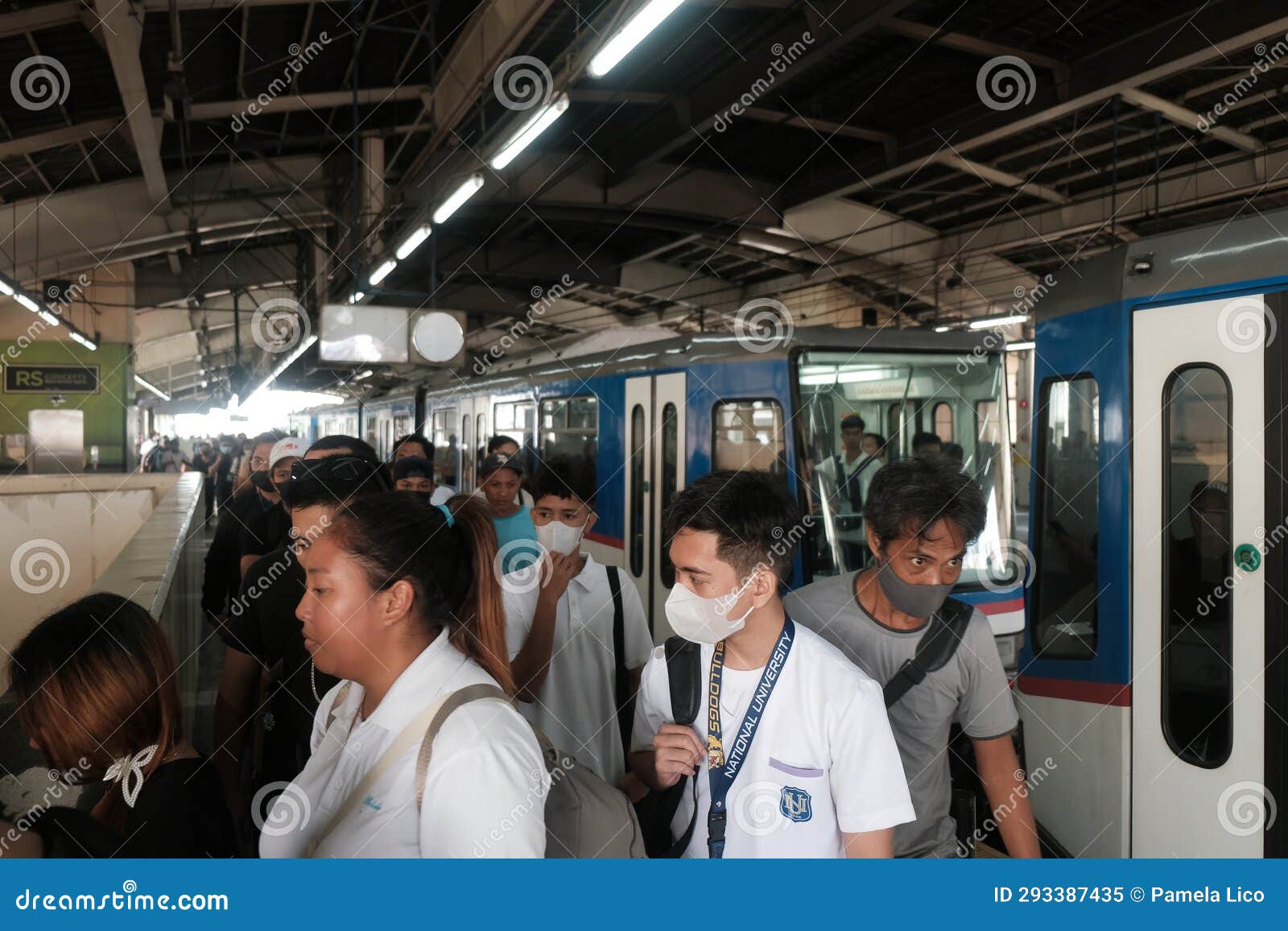 Manila, Philippines: Filipino Commuters Exit The Train At An LRT Line 1 ... Manila, Philippines: Filipino Commuters Exit The Train At An LRT Line 1 ...