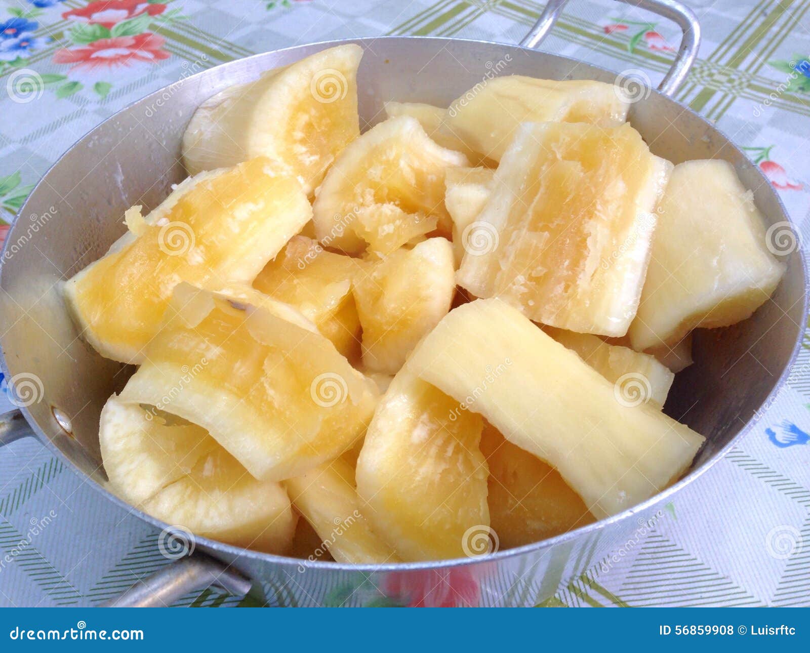 Manioc cuit photo stock. Image du manioc, brazil, cuisinier - 56859908
