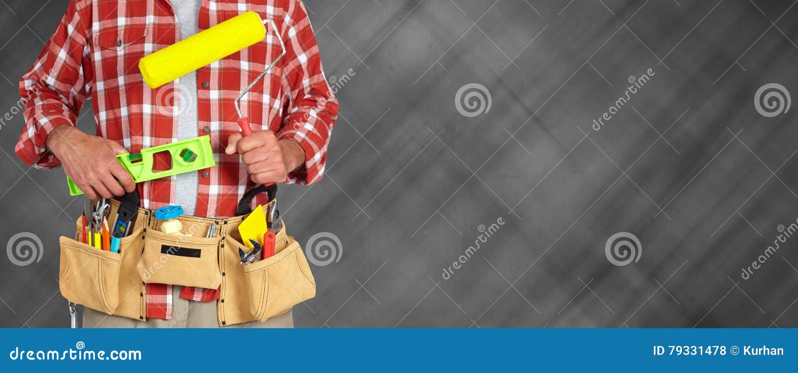Manitas Del Constructor Con El Rodillo De Pintura Foto de archivo ...
