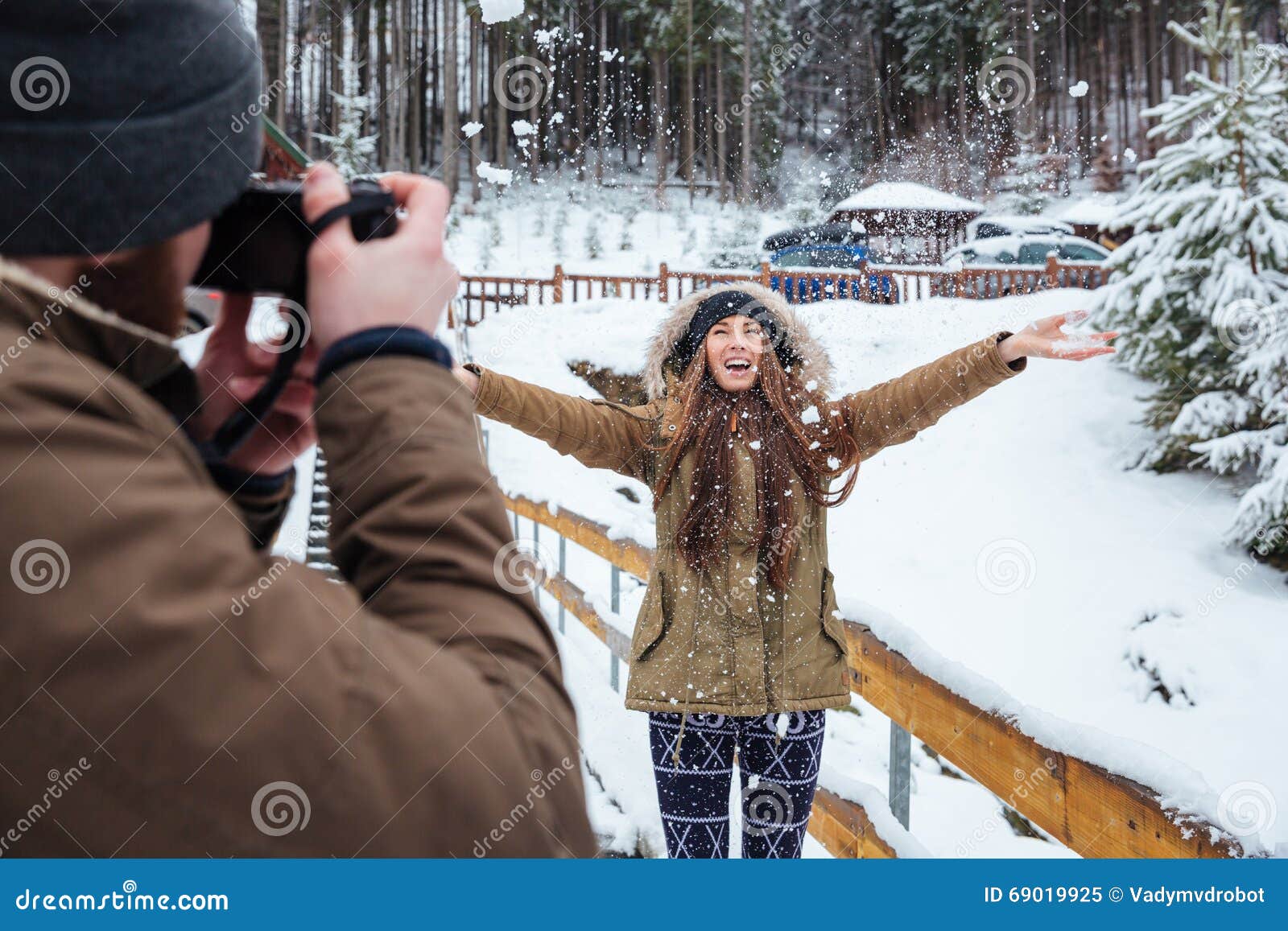 Manlig Fotograf Som Tar Bilder Av Den Lyckliga Kvinnan I Vinterskog ... Manlig Fotograf Som Tar Bilder Av Den Lyckliga Kvinnan I Vinterskog ...