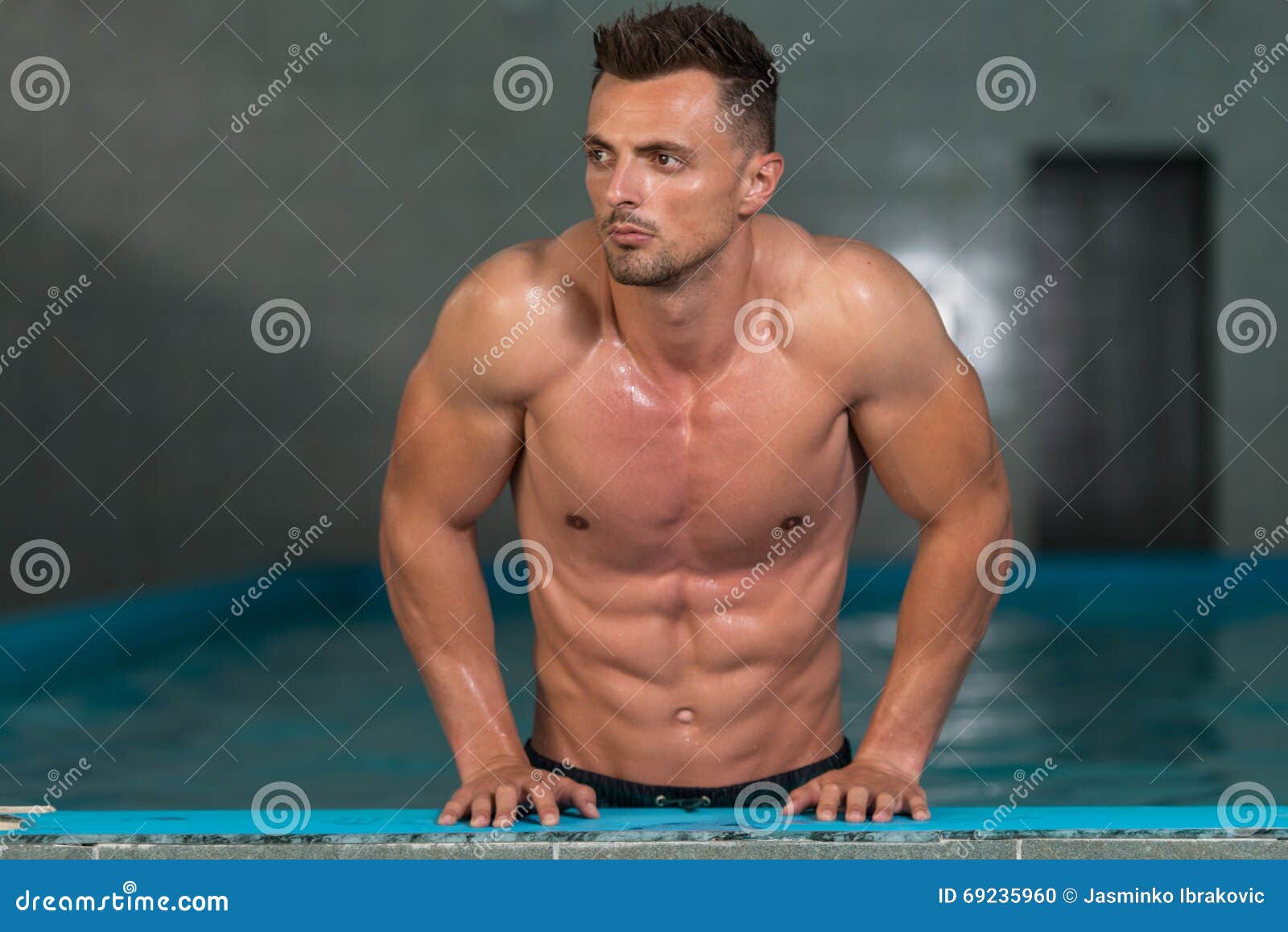 Manlig Simmare Resting in Pool Arkivfoto - Bild av manlig, stiligt ...