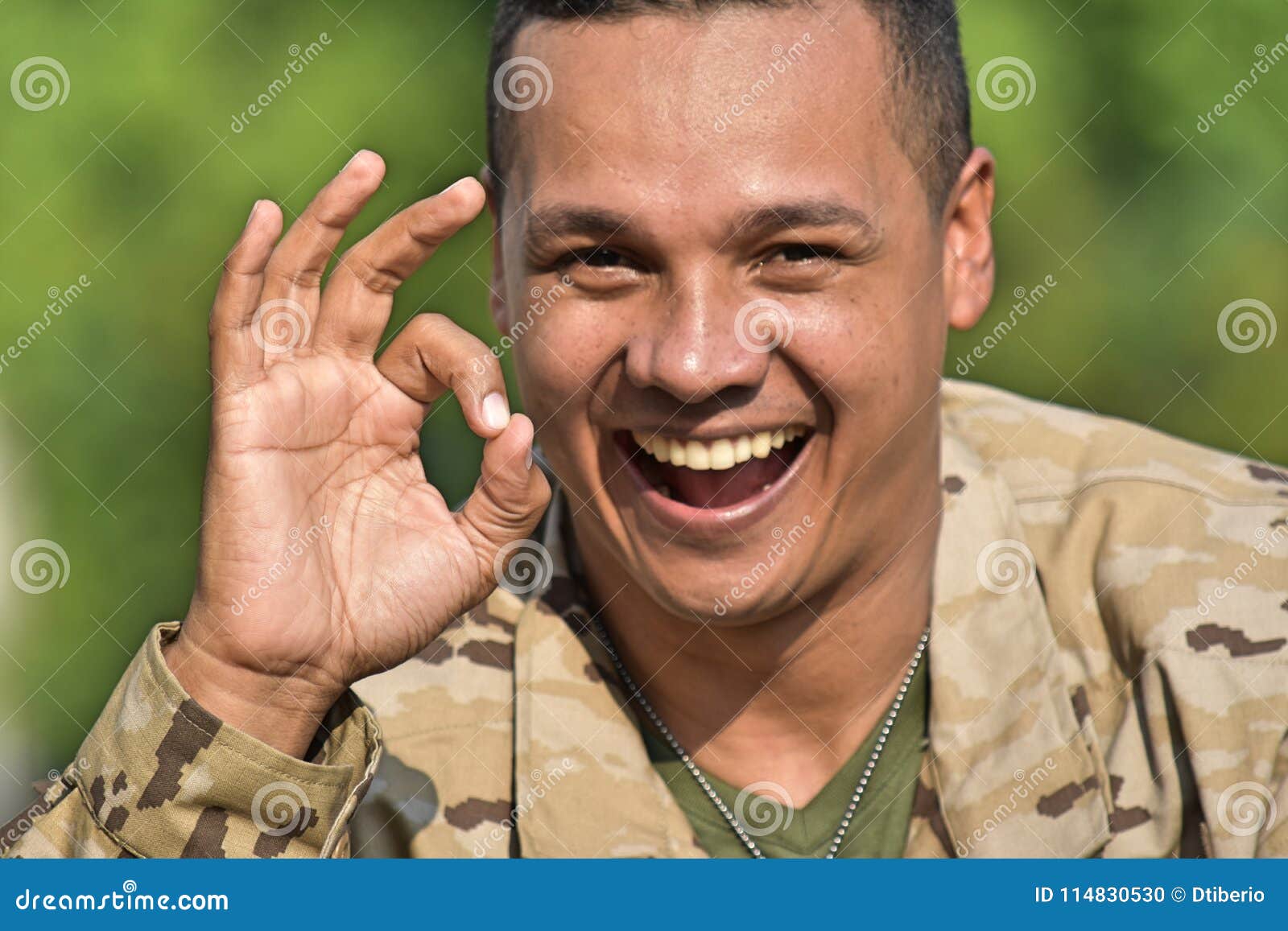 Manlig Soldat and Okay Sign Arkivfoto - Bild av symbol, tjänst: 114830530