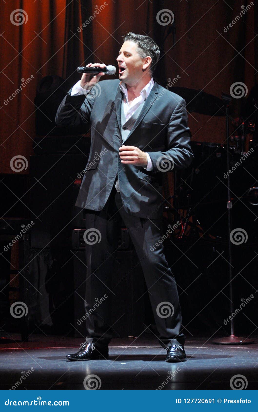 Manlig Vokalist Som Sjunger I En Teatershow Redaktionell Bild - Bild av ...
