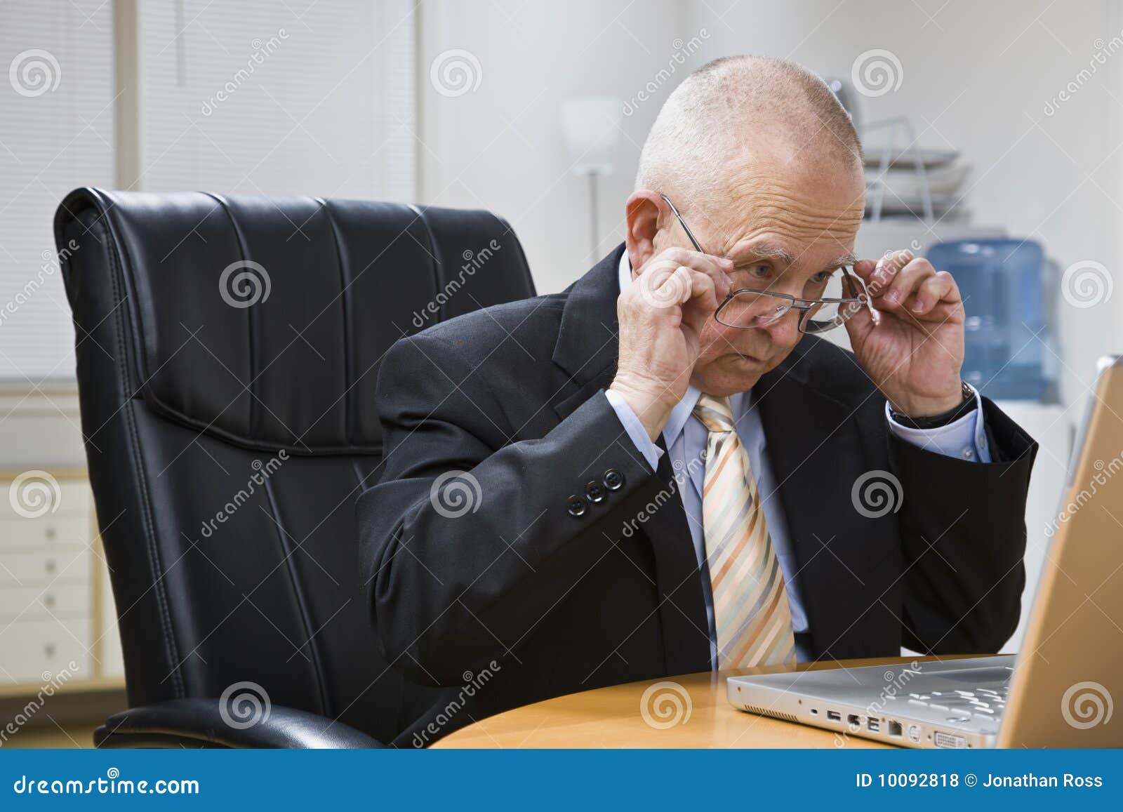 Mann auf Computer stockfoto. Bild von formell, technologie - 10092818