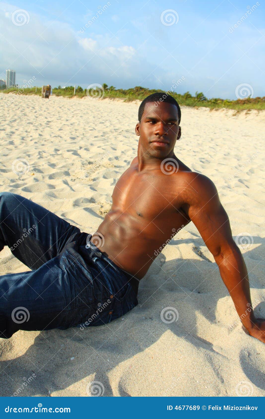 Mann auf dem Strand stockbild. Bild von freizeit, amerikanisch - 4677689