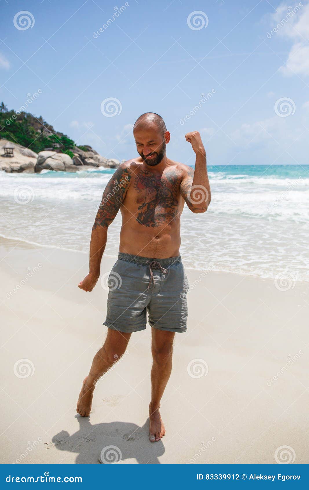 Mann auf dem Strand stockfoto. Bild von freundlich, person - 83339912