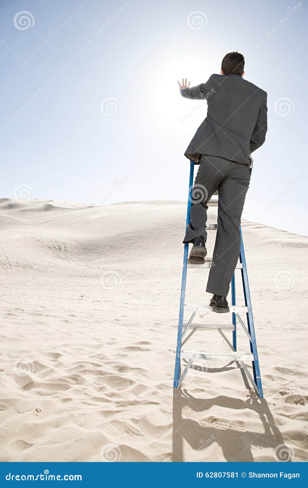 Mann Auf Leiter in Der Wüste Stockbild - Bild von abenteuer, steigen ...