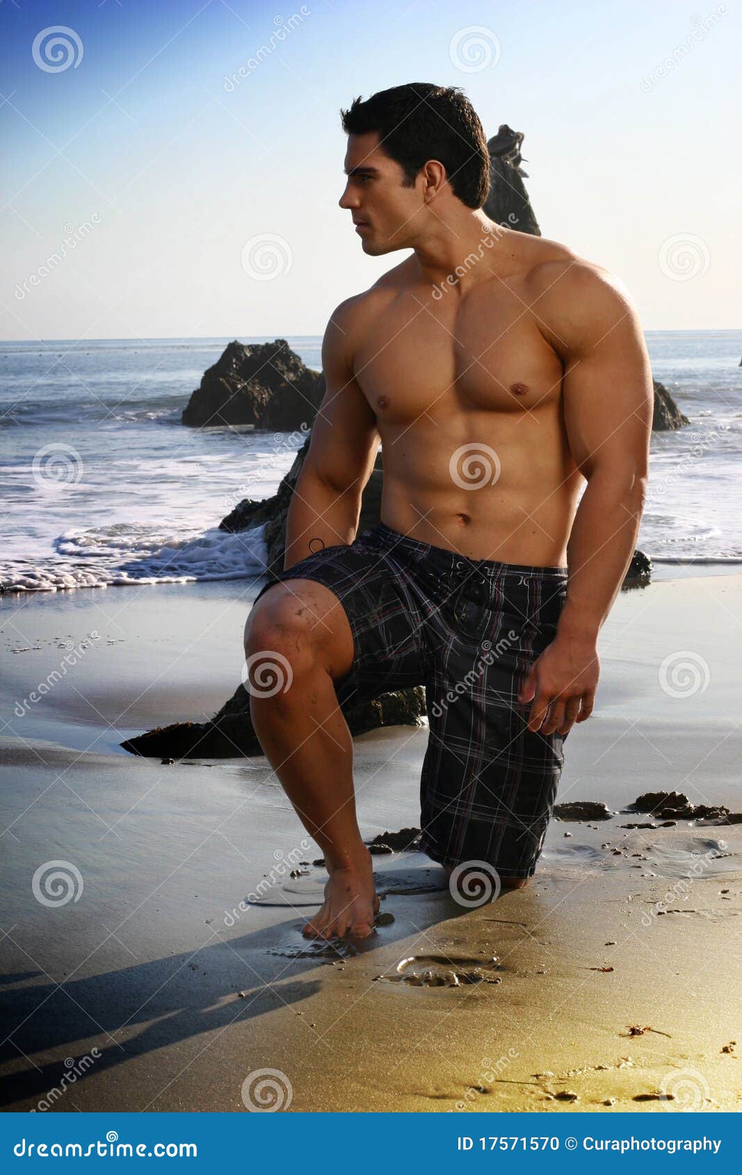 Mann auf Strand stockfoto. Bild von attraktiv, athletisch - 17571570
