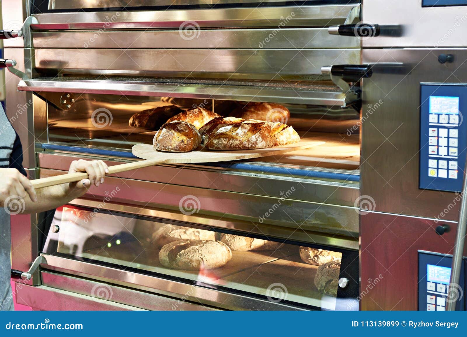 Mann backt Brot im Ofen stockbild. Bild von küche, erwachsener - 113139899