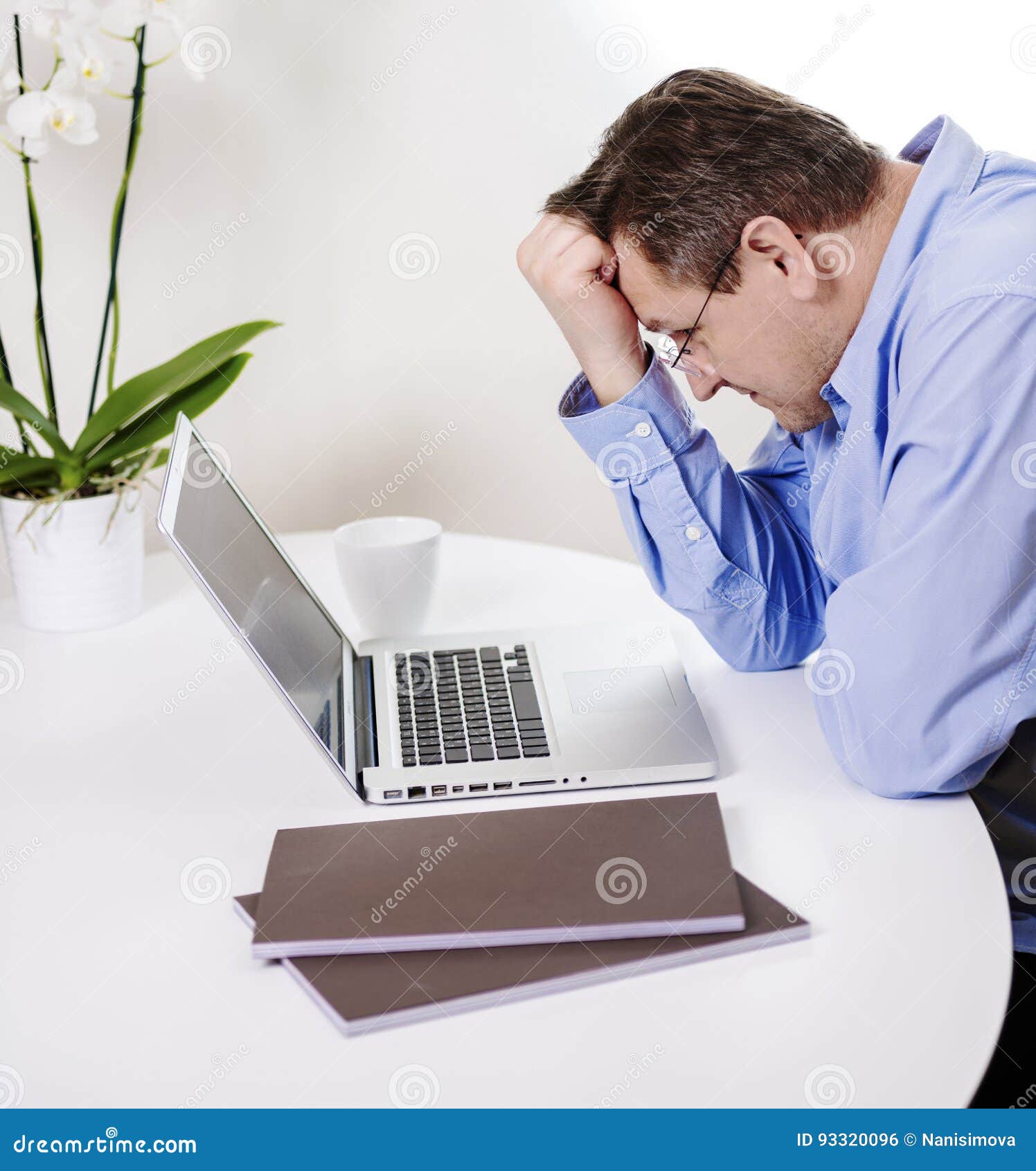 Mann bei der Arbeit stockfoto. Bild von notizbuch, digital - 93320096