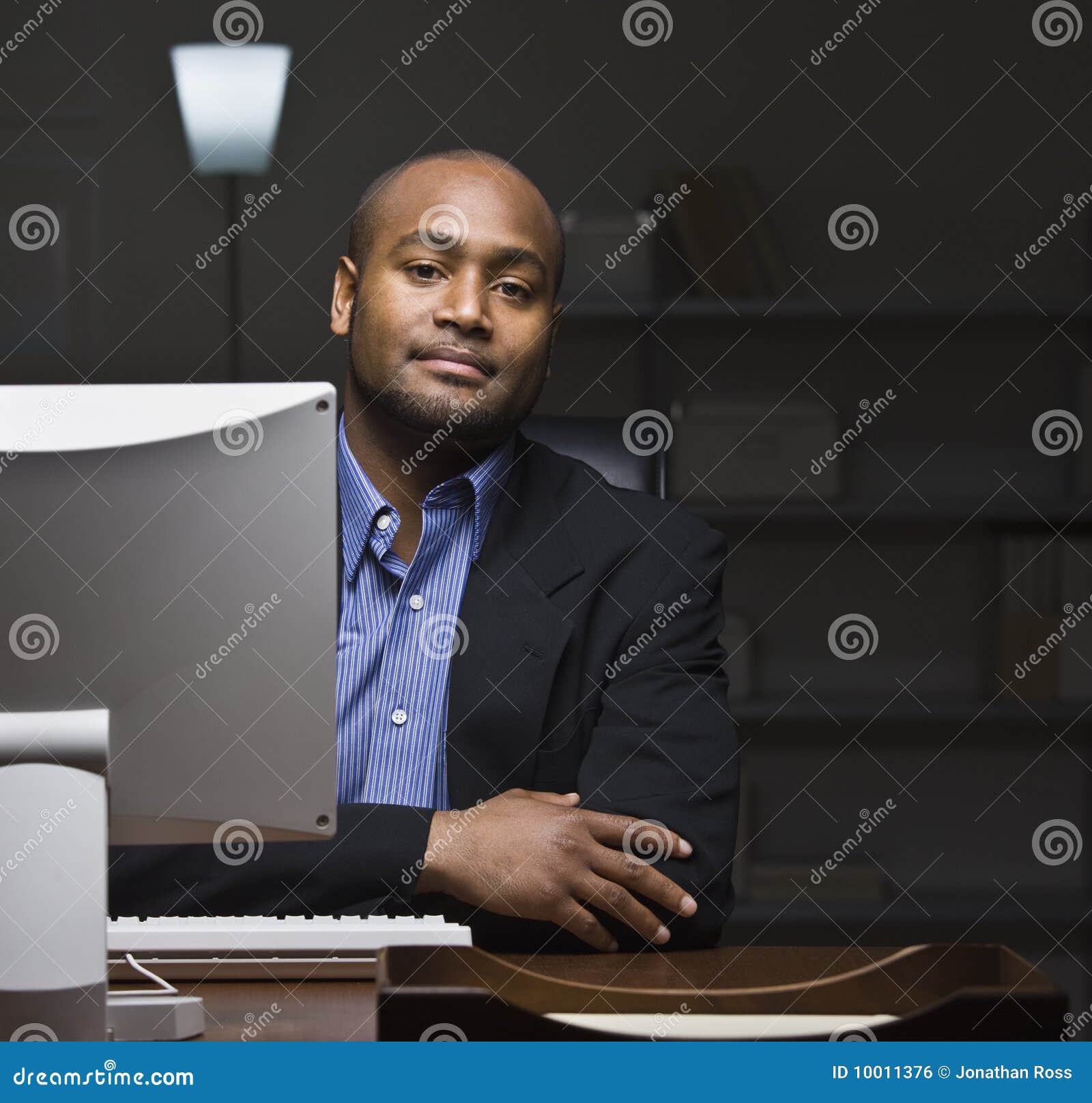 Mann am Computer-Schreibtisch Stockfoto - Bild von unten, geschäft ...