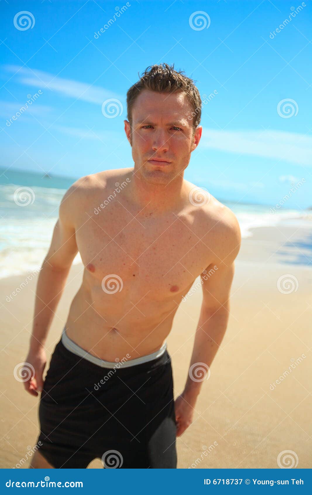 Mann, Der Auf Exotischem Strand Steht Stockbild - Bild von mann ...