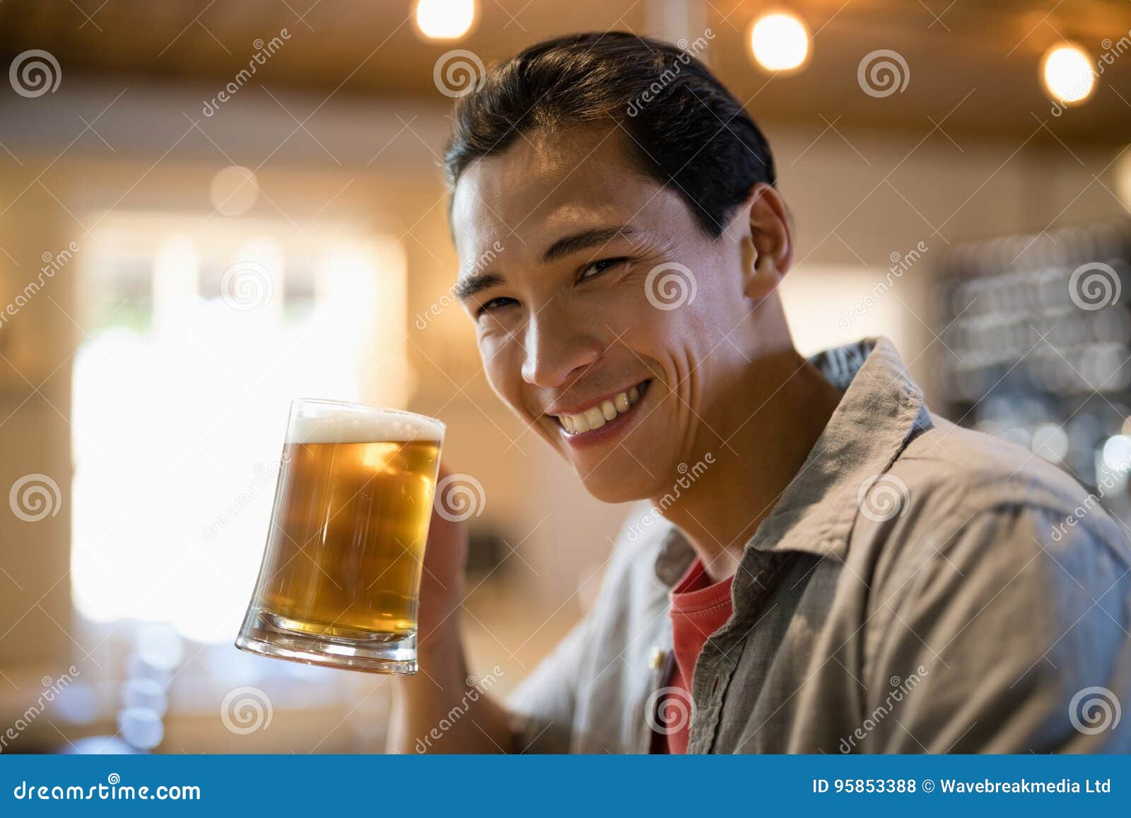 Mann, Der Bier in Einem Restaurant Isst Stockfoto - Bild von ...