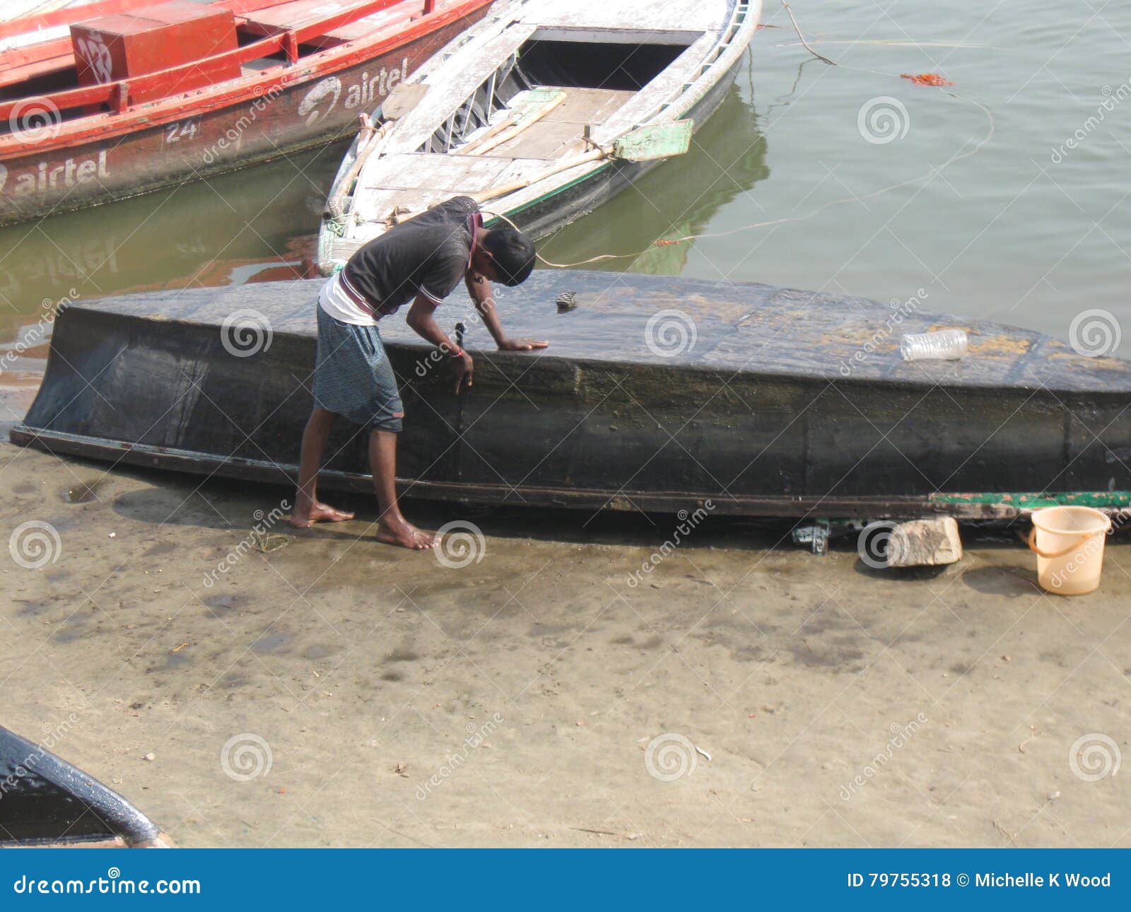 Mann, Der Boot Assi Ghat Varanasi India Repariert Redaktionelles ...