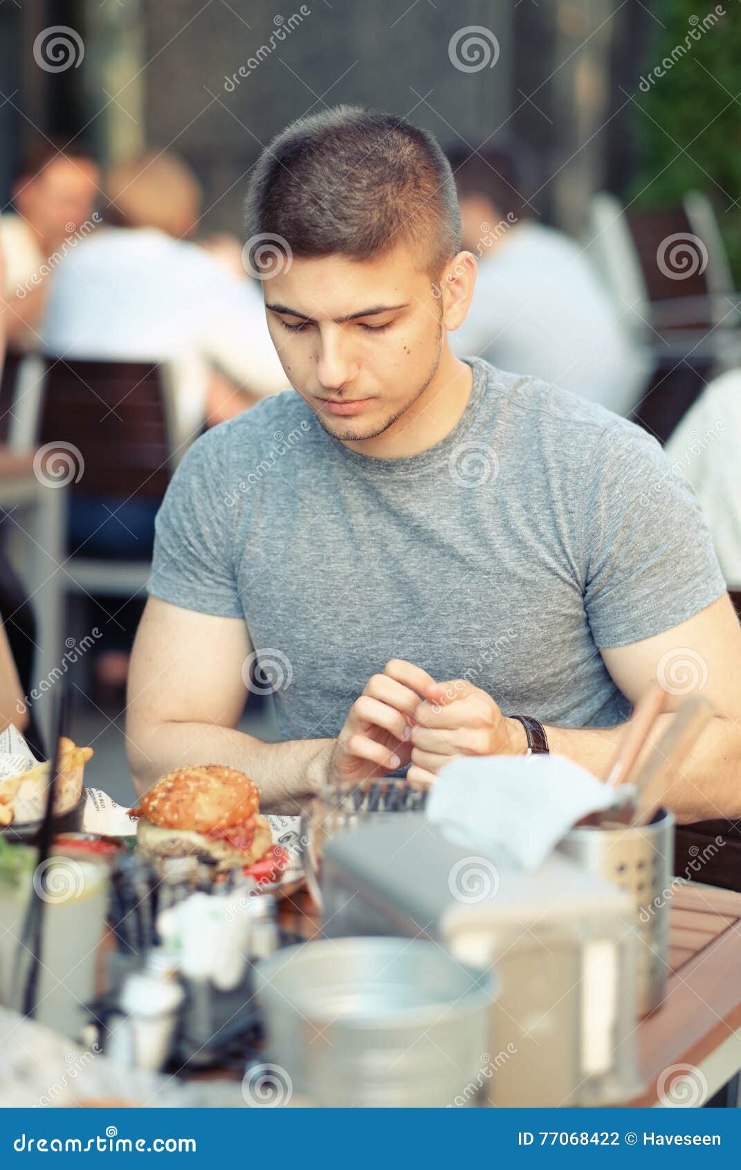 Mann, Der Cheeseburger Im Restaurant Isst Stockfoto - Bild von gesund ...