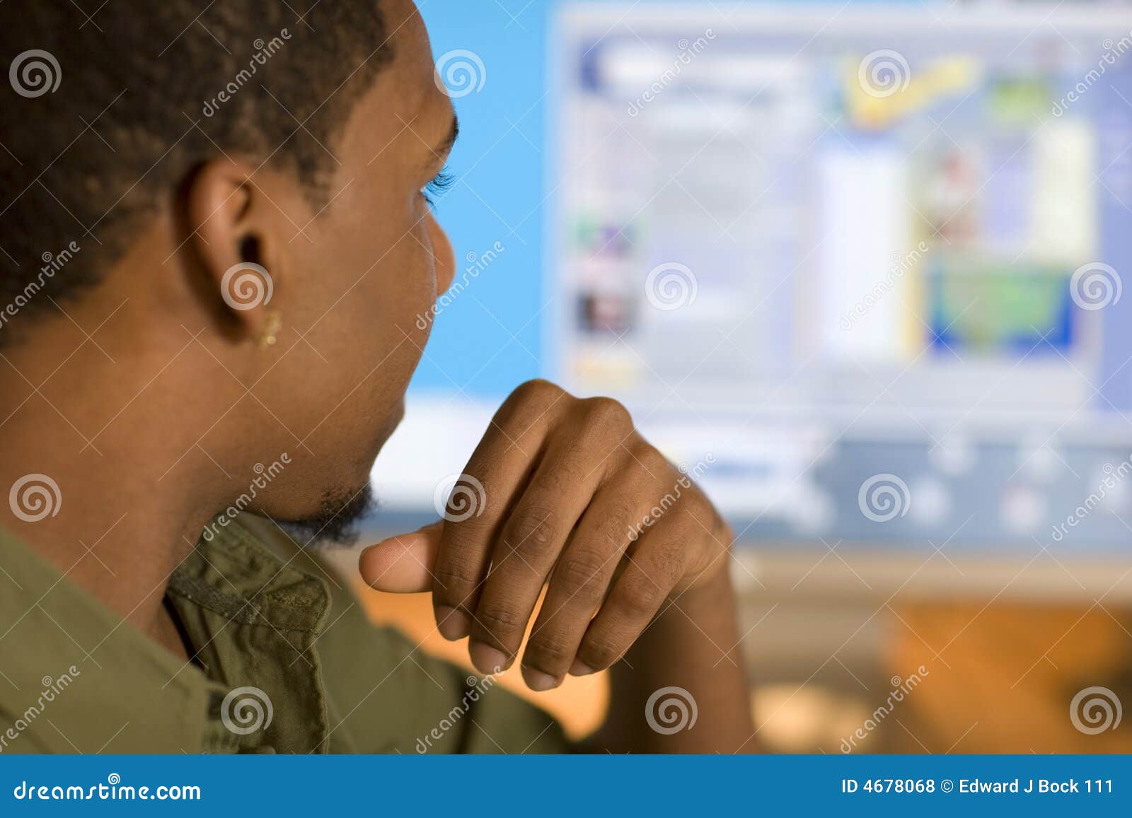 Mann, Der Computer Verwendet Stockfoto - Bild von fokus, erwachsener ...