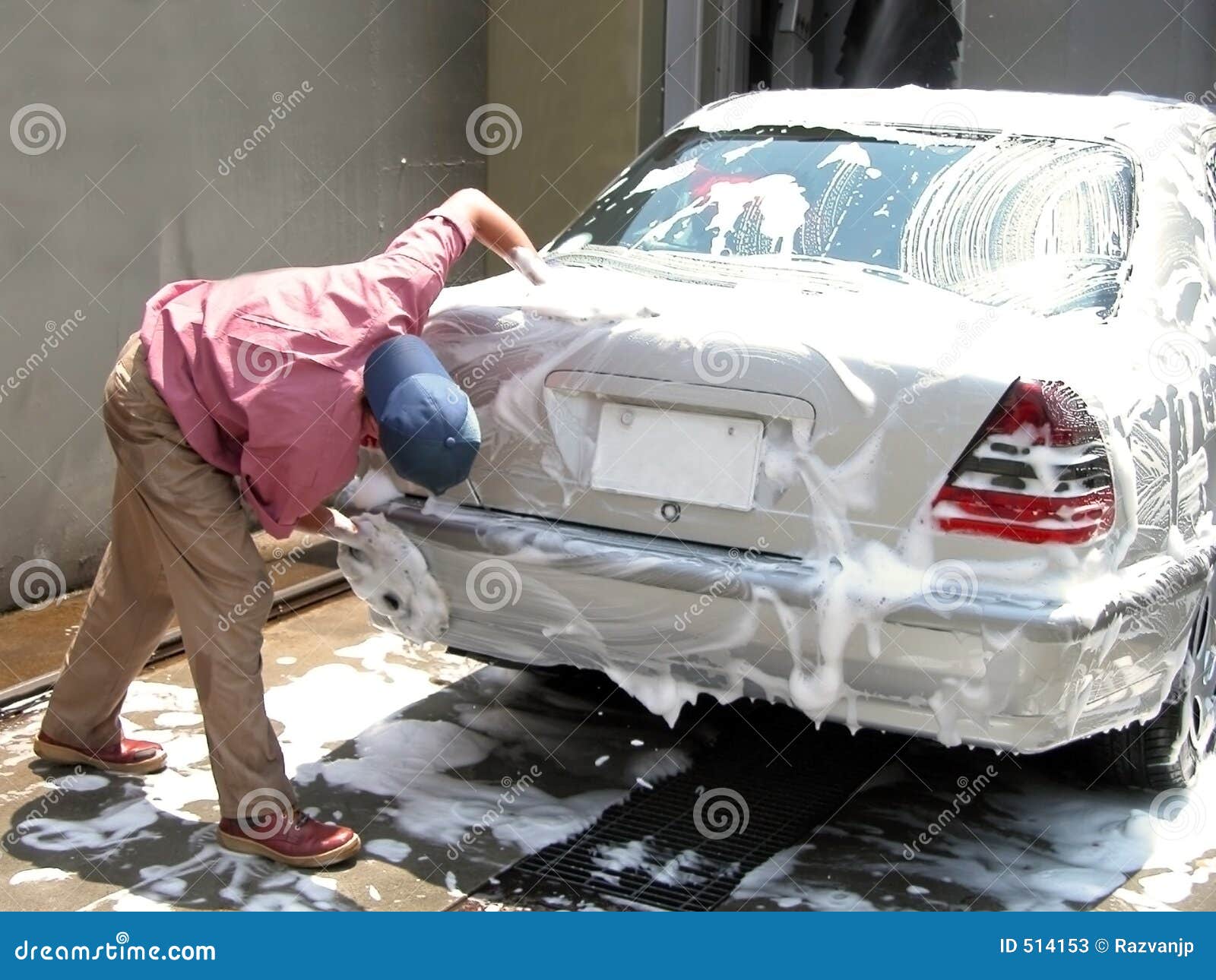 Mann, der das Auto säubert stockbild. Bild von reinigend - 514153