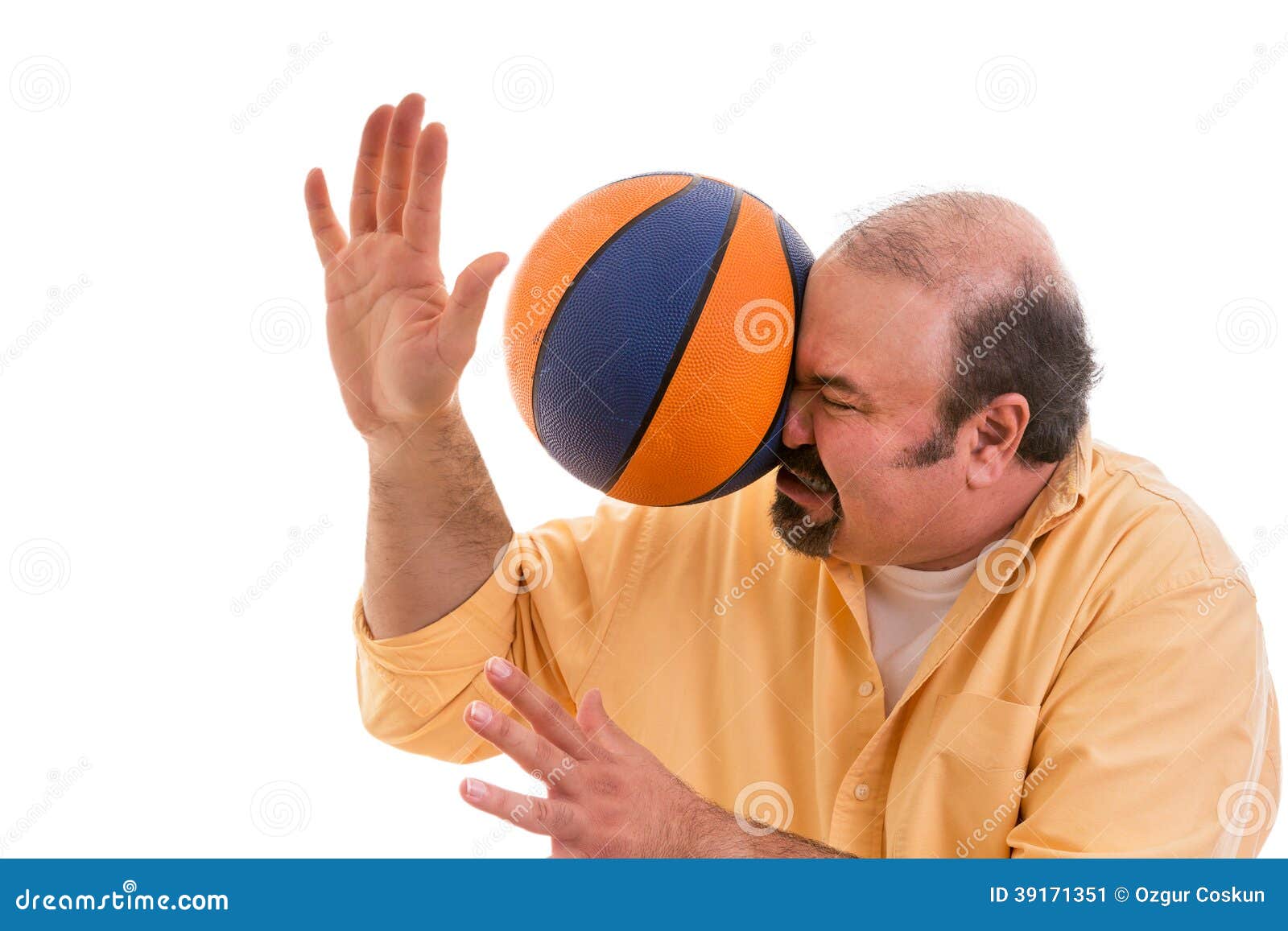 Mann, Der Den Sport Geschlagen Wird Durch Einen Korbball Spielt ...