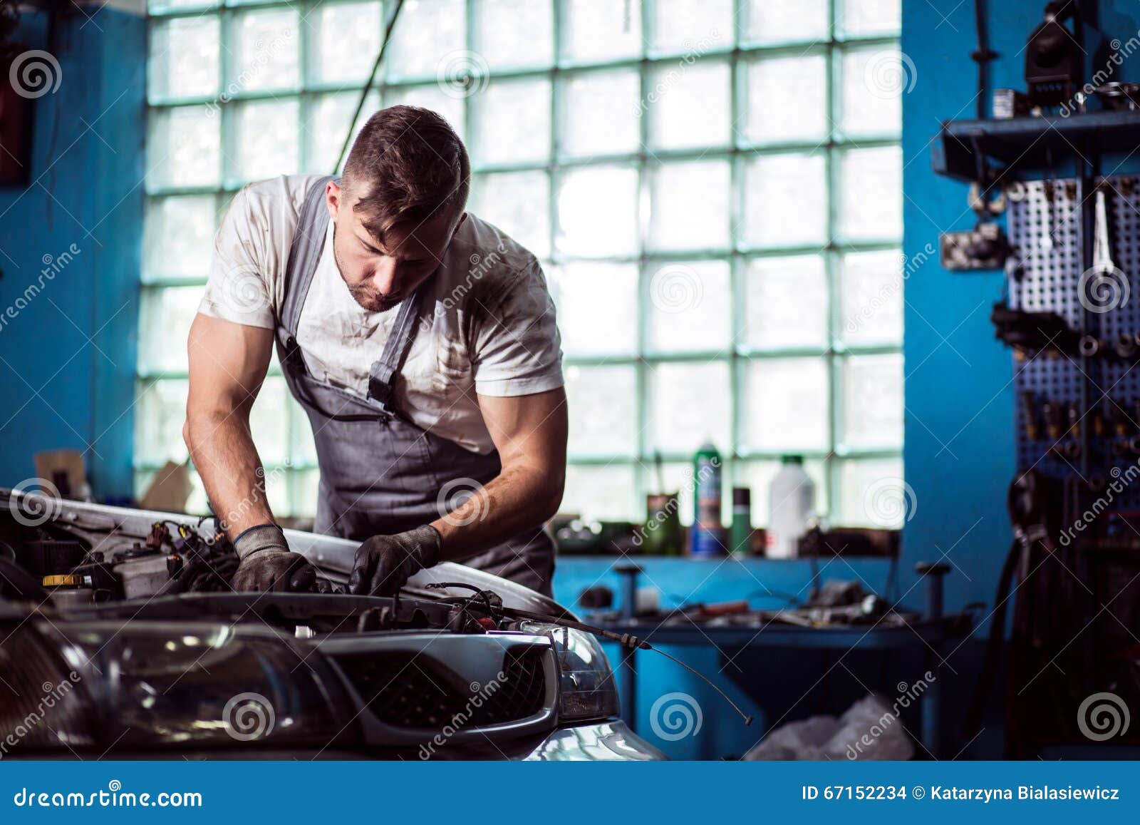 Mann, Der in Der Autowerkstatt Arbeitet Stockfoto - Bild von ...