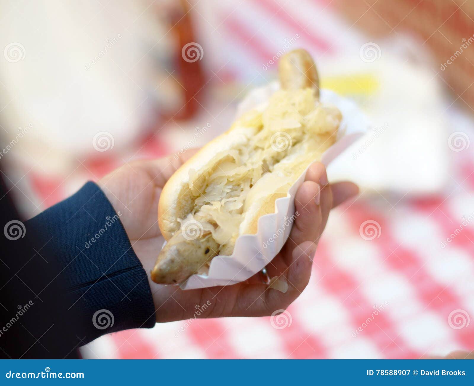 Mann, Der Deutsche Wurst Mit Sauerkraut Hält Stockbild - Bild von essen ...