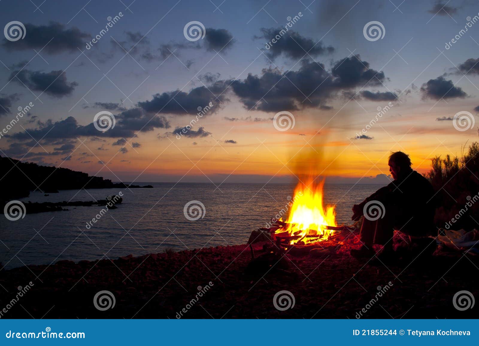 Mann, Der Durch Das Feuer Sitzt Stockfoto - Bild von tourismus ...