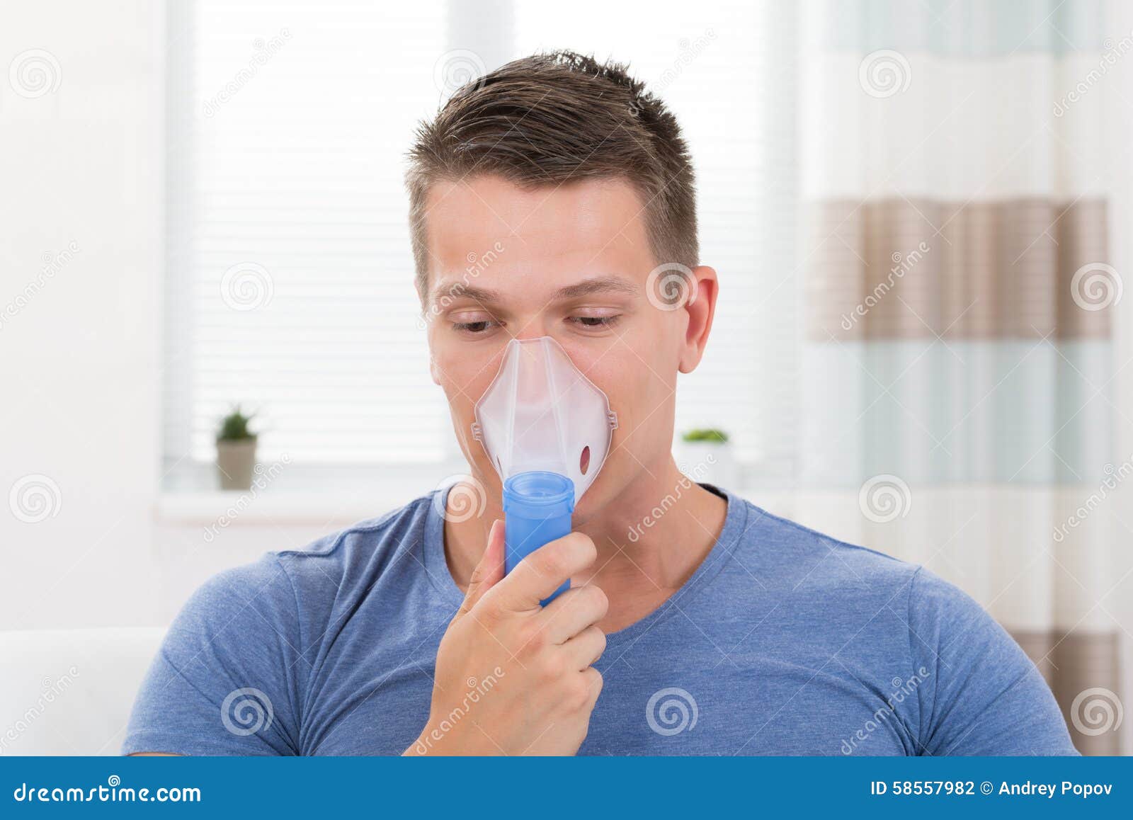 Mann, Der Durch Inhalator-Maske Inhaliert Stockfoto - Bild von geduldig ...