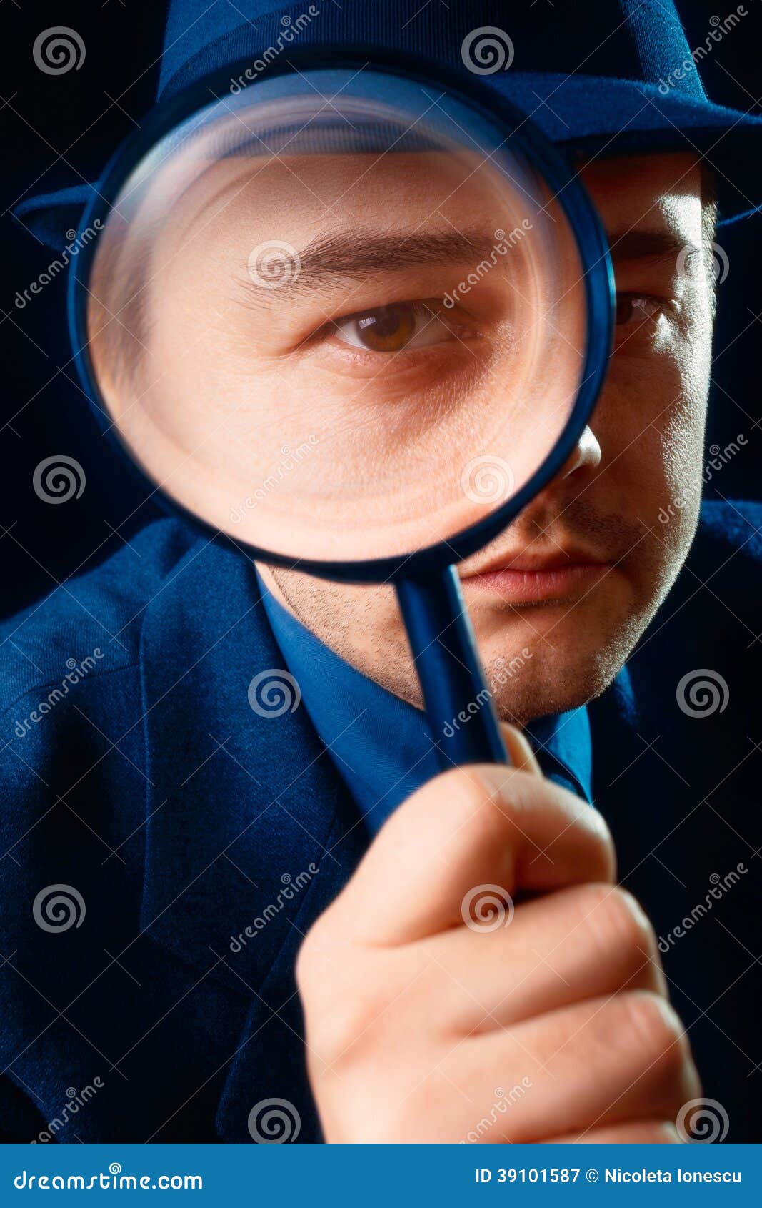 Mann, Der Durch Lupe Schaut Stockbild - Bild von glas, mittel: 39101587