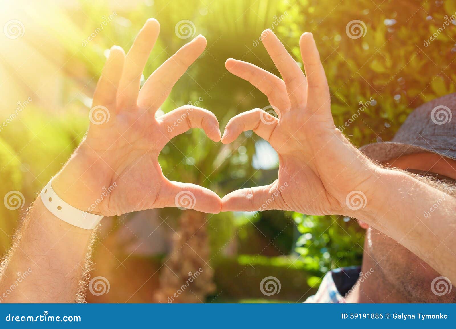 Mann, Der Ein Herz Mit Seinen Händen Macht Stockfoto - Bild von ...