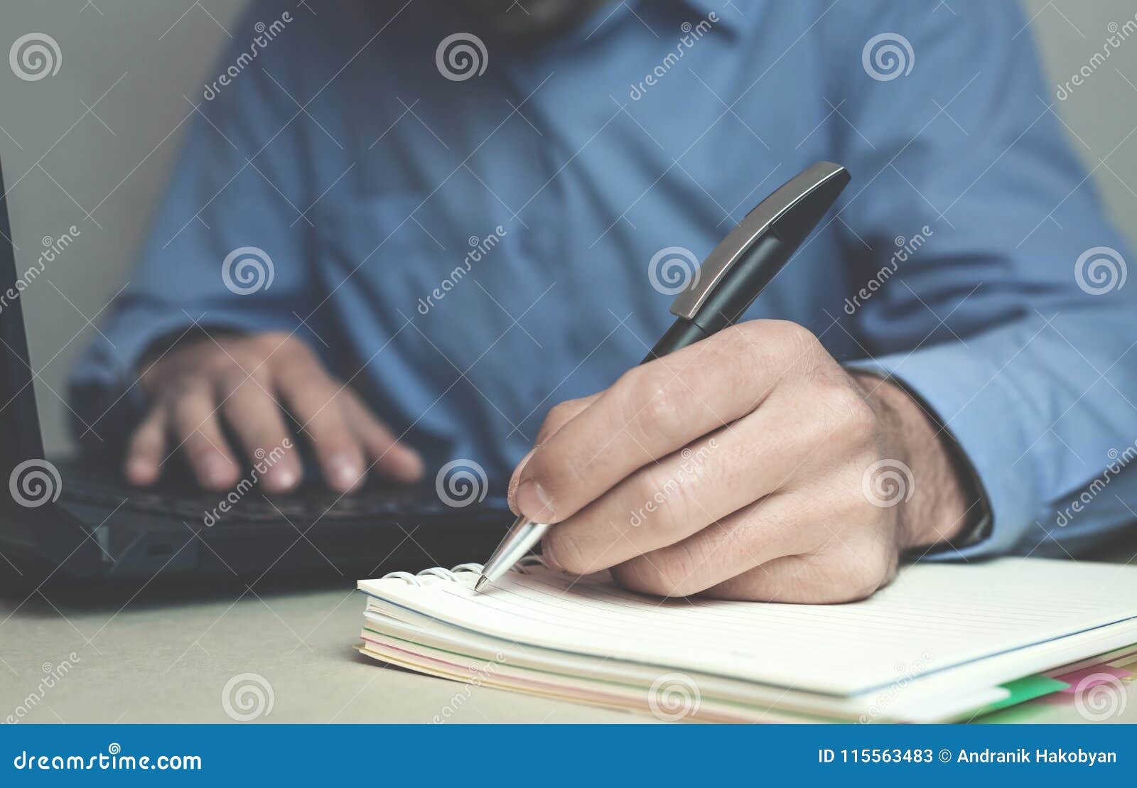 Mann, Der Einen Notizblock Schreibt Und Computer Verwendet Stockbild ...