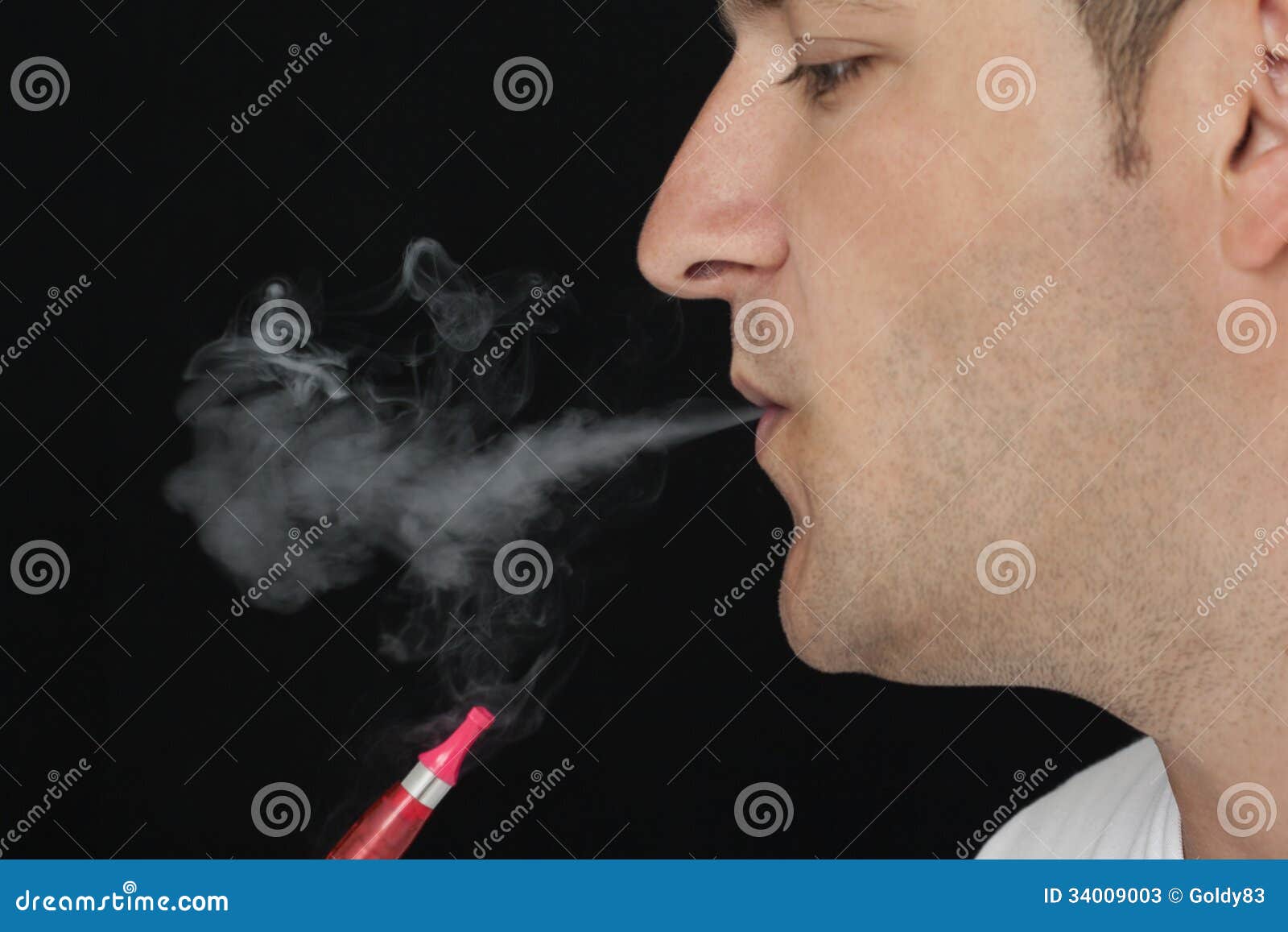 Mann, Der Elektrische Zigarette Raucht Stockbild - Bild von ...