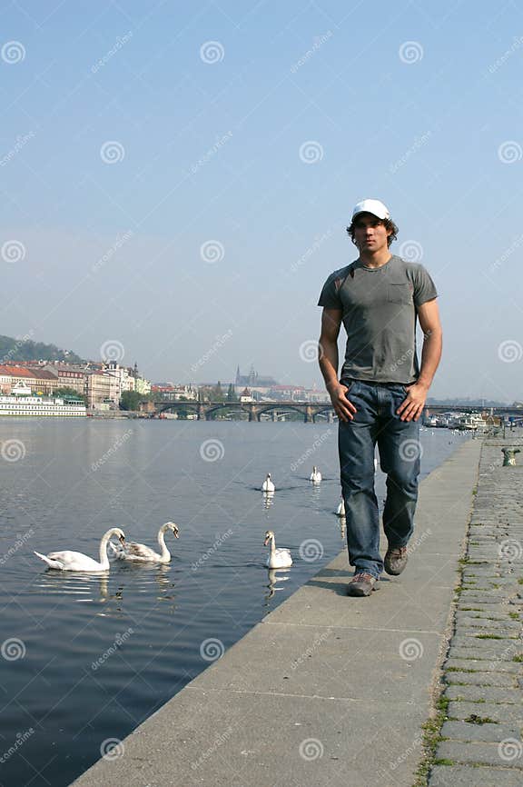 Mann, Der Entlang Den Damm Geht Stockbild - Bild von mann, damm: 832561