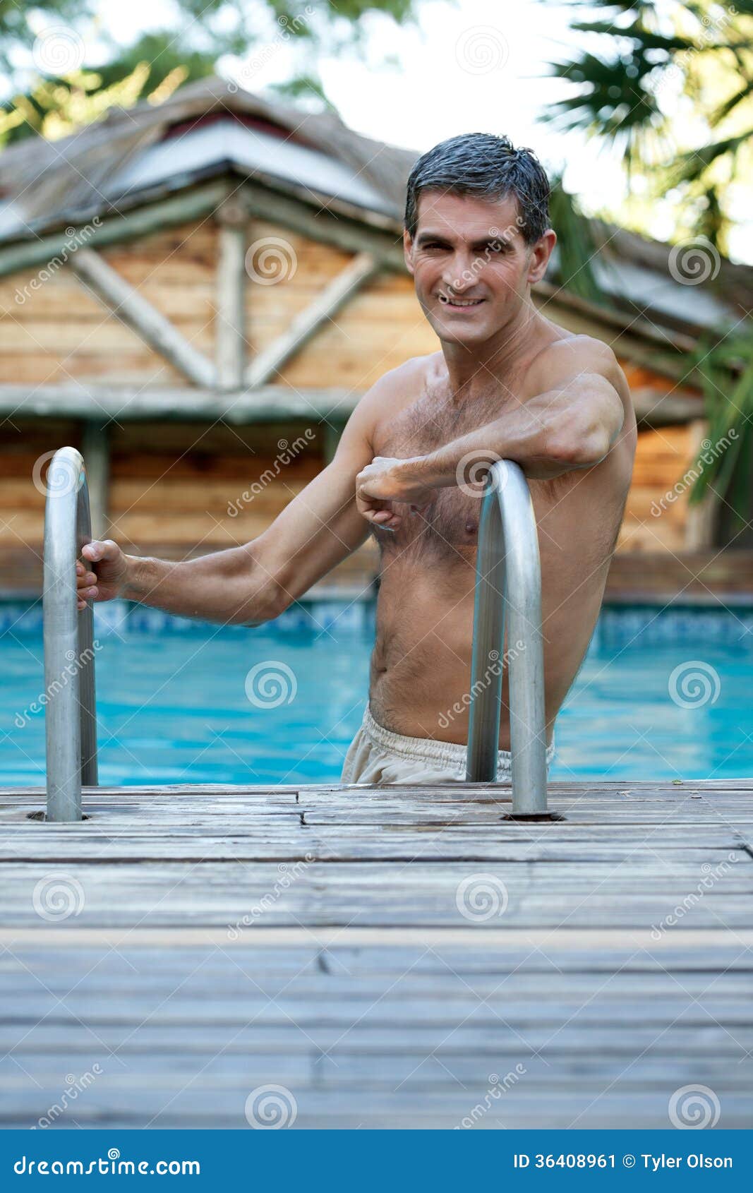 Mann, der im Pool steht stockbild. Bild von glück, eignung - 36408961