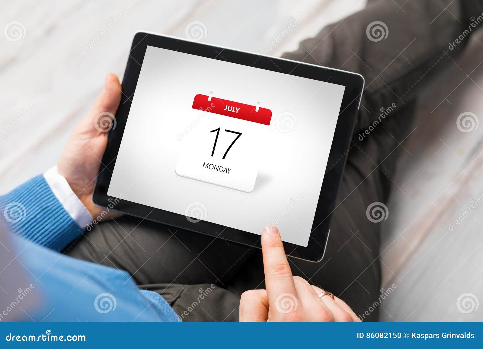 Mann, Der Kalender-APP Auf Tablet-Computer Betrachtet Stockfoto - Bild ...