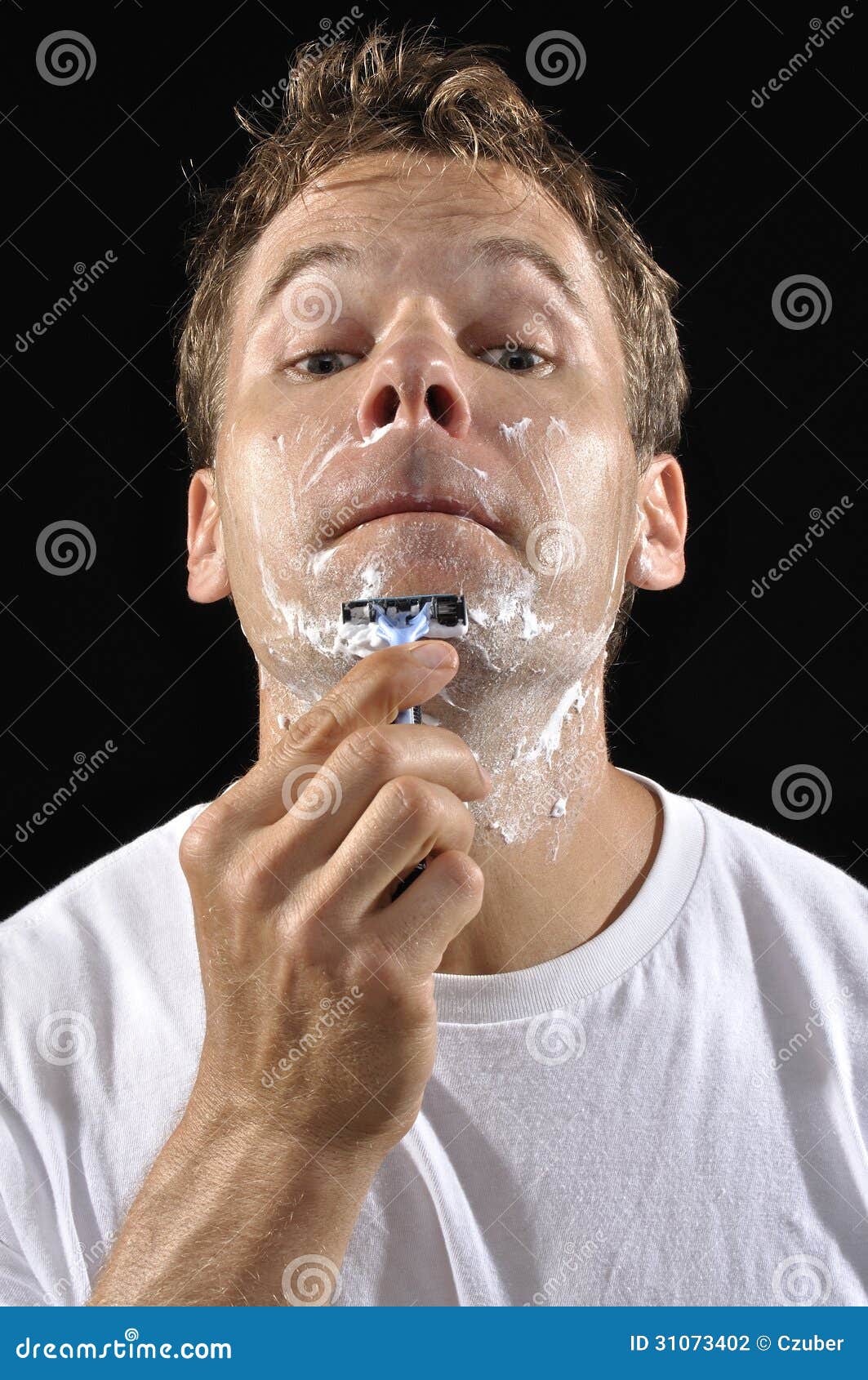 Mann, der Kinn rasiert stockfoto. Bild von obacht, blatt - 31073402