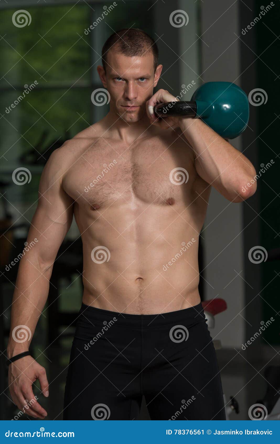 Mann, Der Mit Kessel Bell Trainiert Stockbild - Bild von klumpen ...