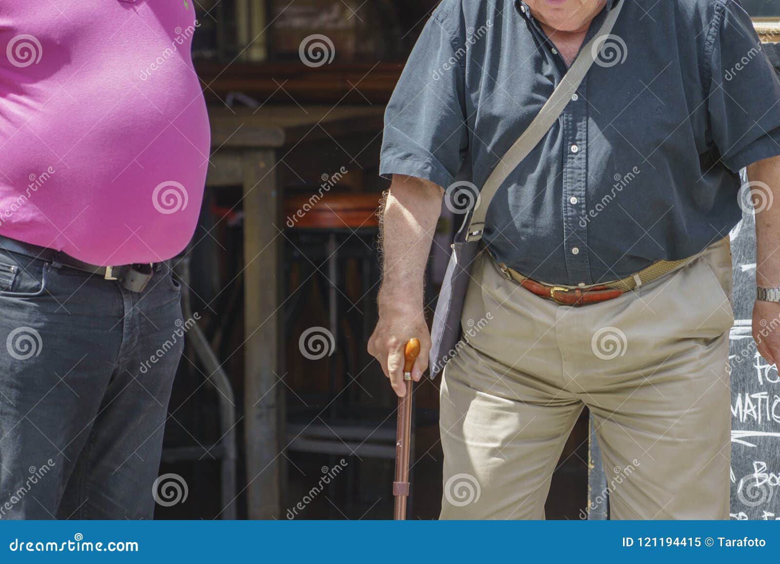 Mann, der mit Stab steht stockbild. Bild von richtung - 121194415